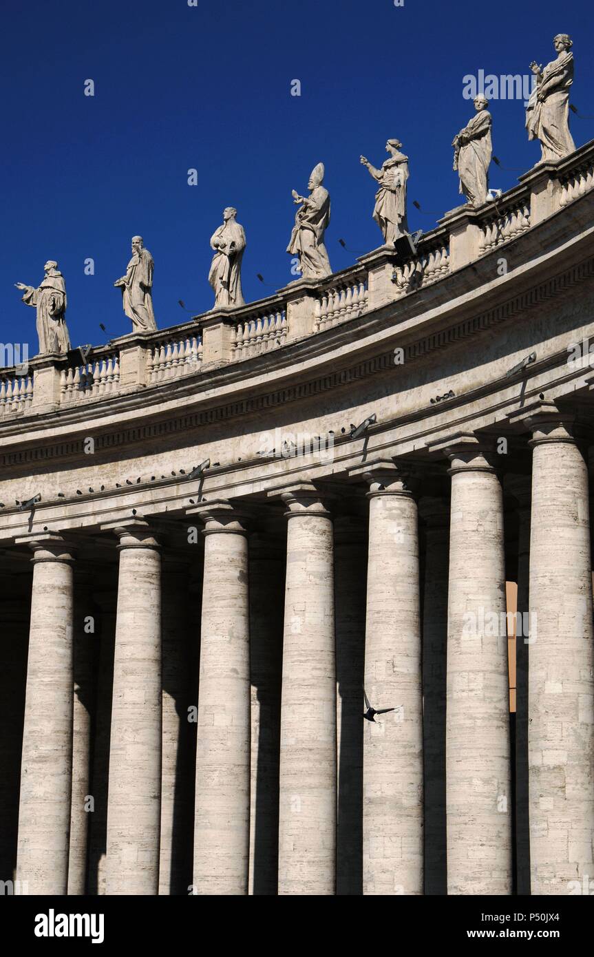 La cité du Vatican. La place Saint-Pierre. Colonnade de colonnes ...