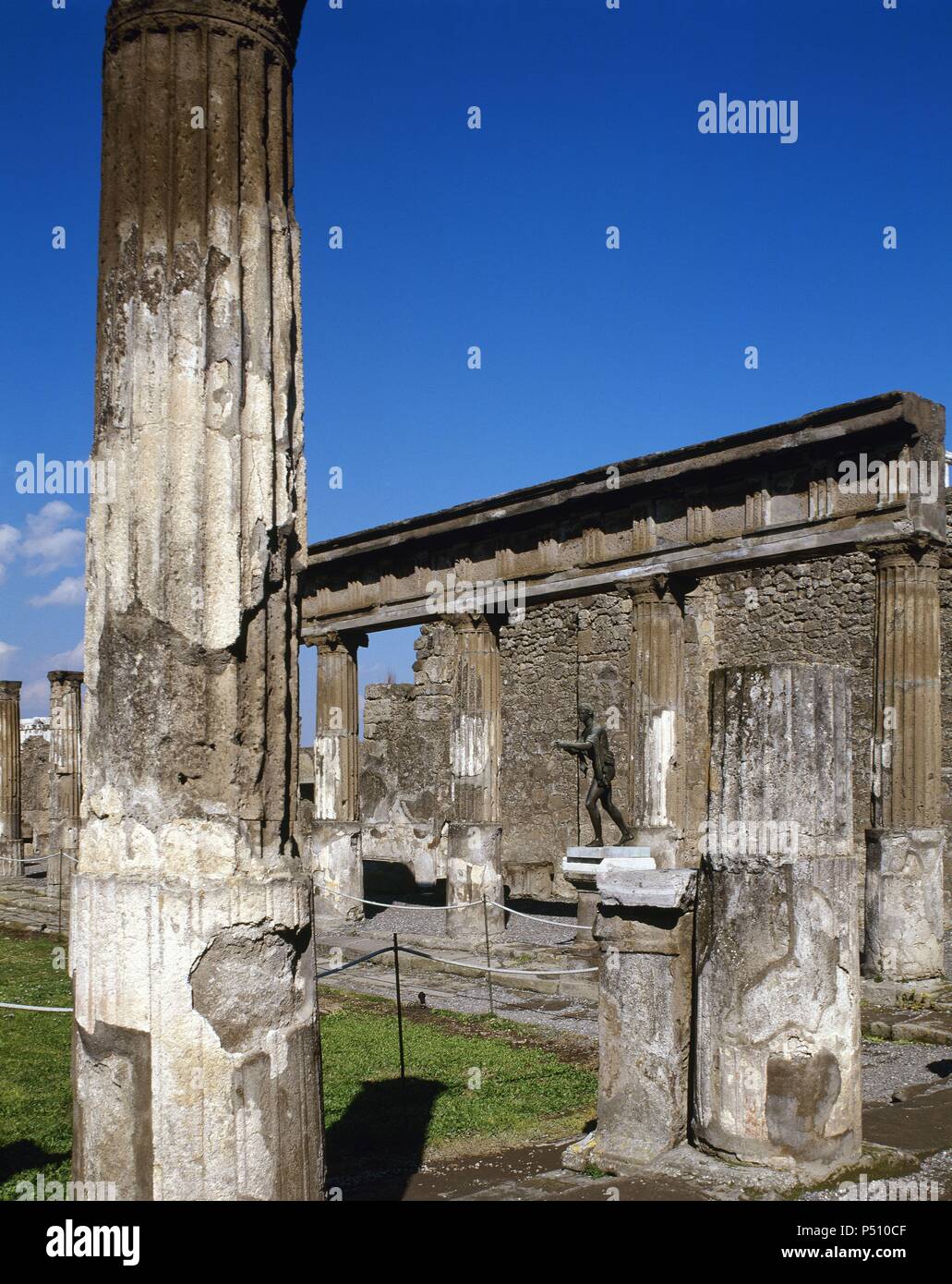 L'Italie. Pompéi. Temple d'Apollon. Architrave dorique avec métopes et ...