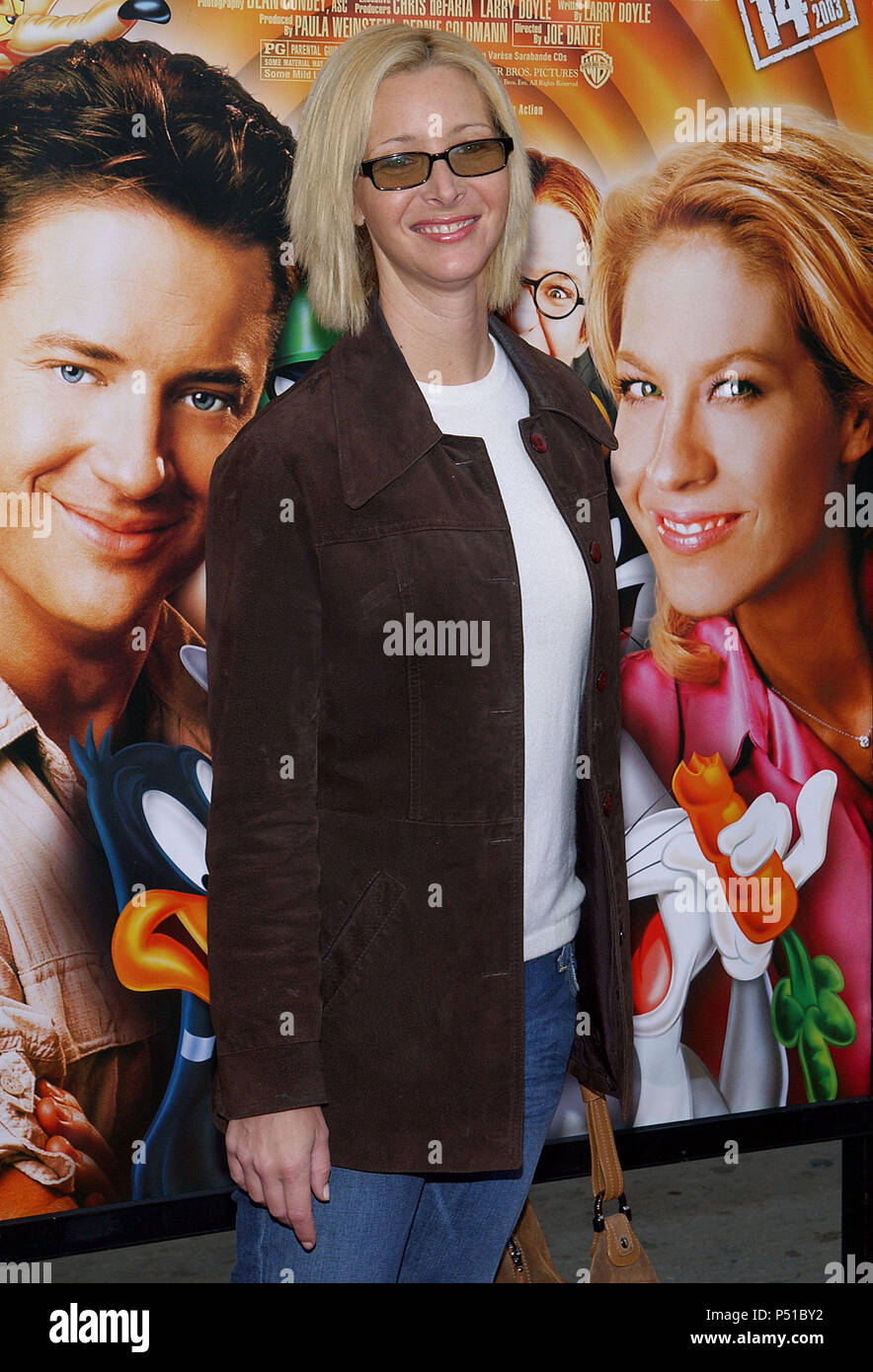 Lisa Kudrow arrivant à la Looney Tunes Premiere ' ' au Chinese Theatre ...