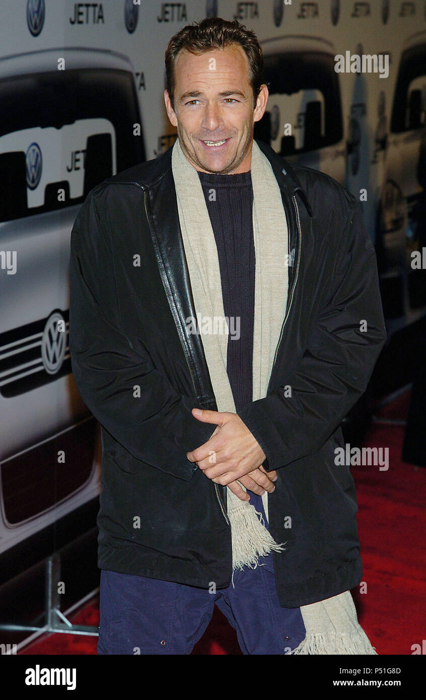 Luke Perry arrivant à la première de la Volkswagen Jetta sur la Warner ...