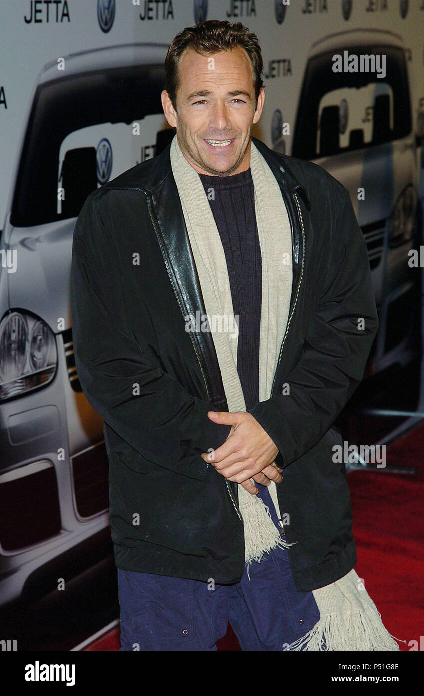 Luke Perry arrivant à la première de la Volkswagen Jetta sur la Warner ...