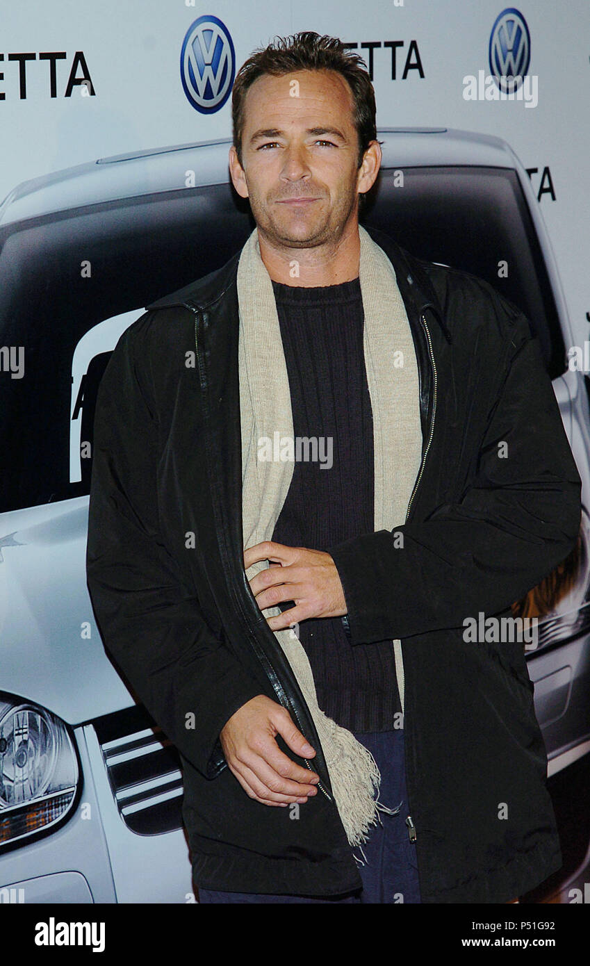 Luke Perry arrivant à la première de la Volkswagen Jetta sur la Warner ...