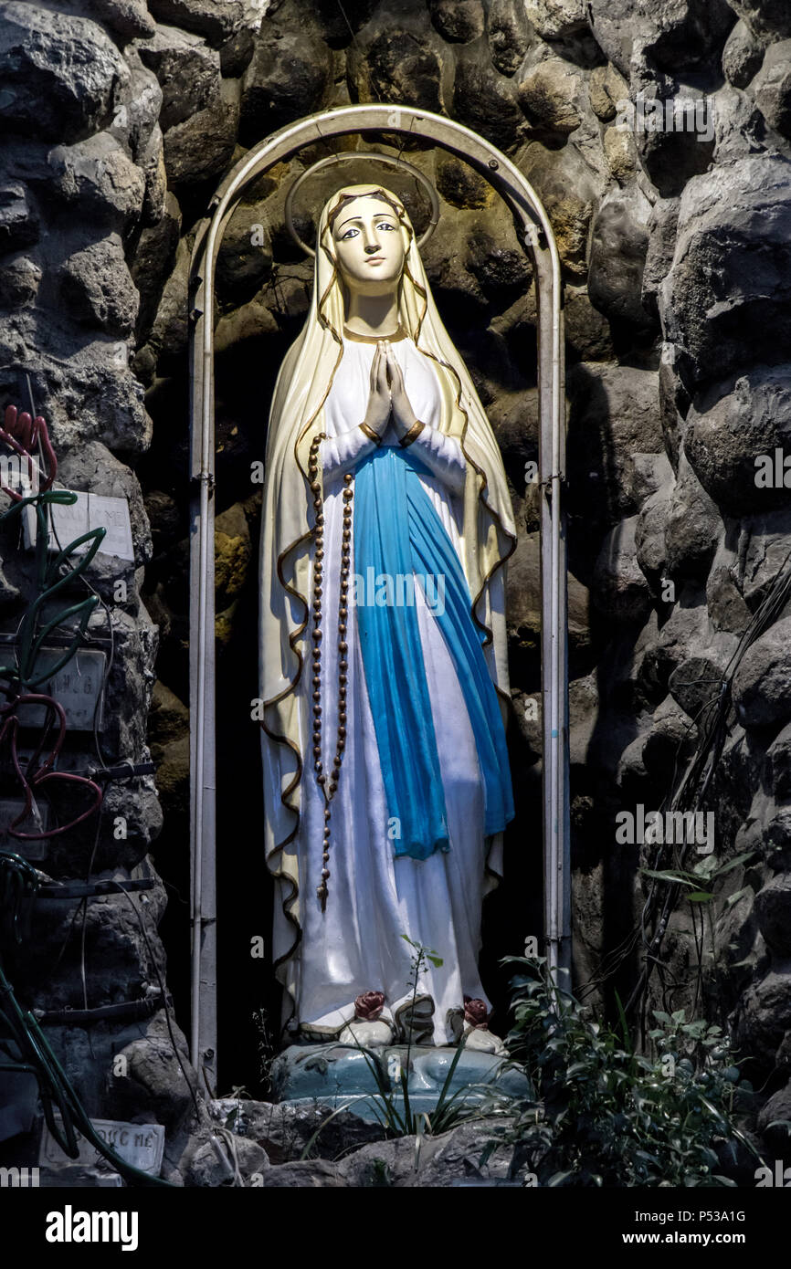 Statue de vierge marie dans une niche Banque de photographies et d ...