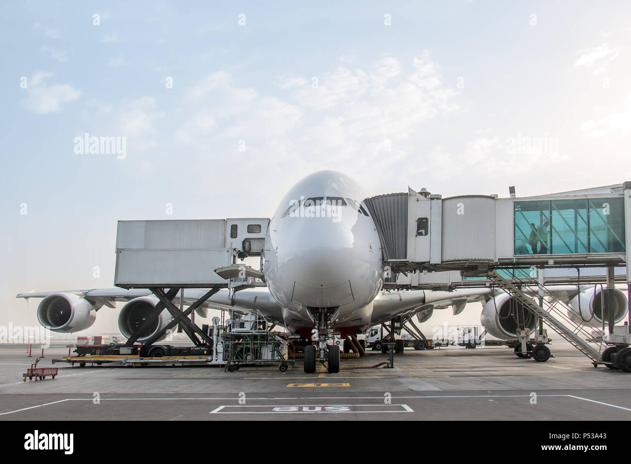 L'avion se trouve dans le tunnel à l'aéroport. L'aéronef se tenant à la ...