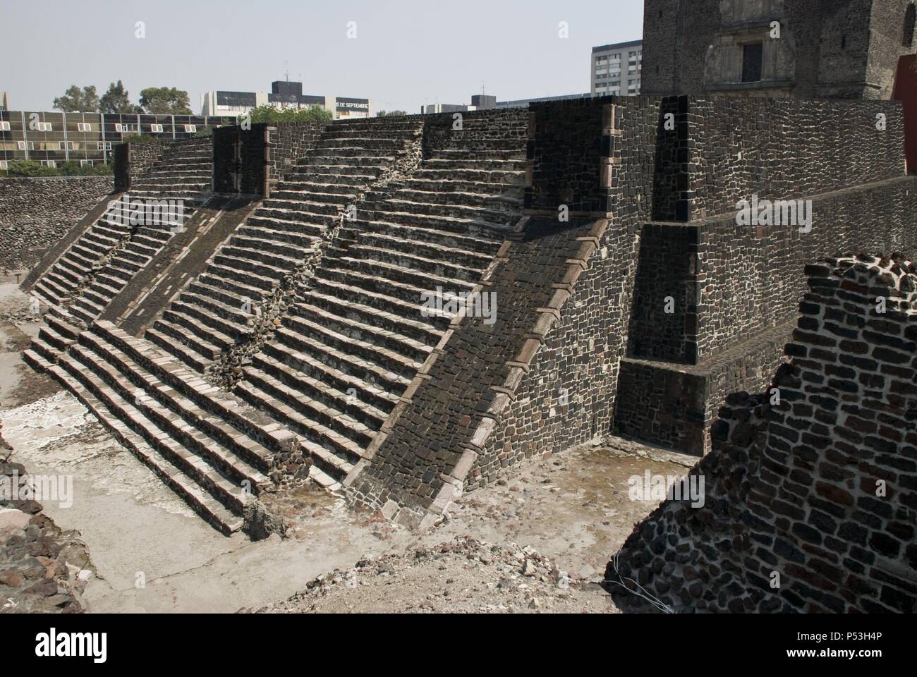Les Aztèques ruines du Templo Mayor au site archéologique de Tlatelolco ...