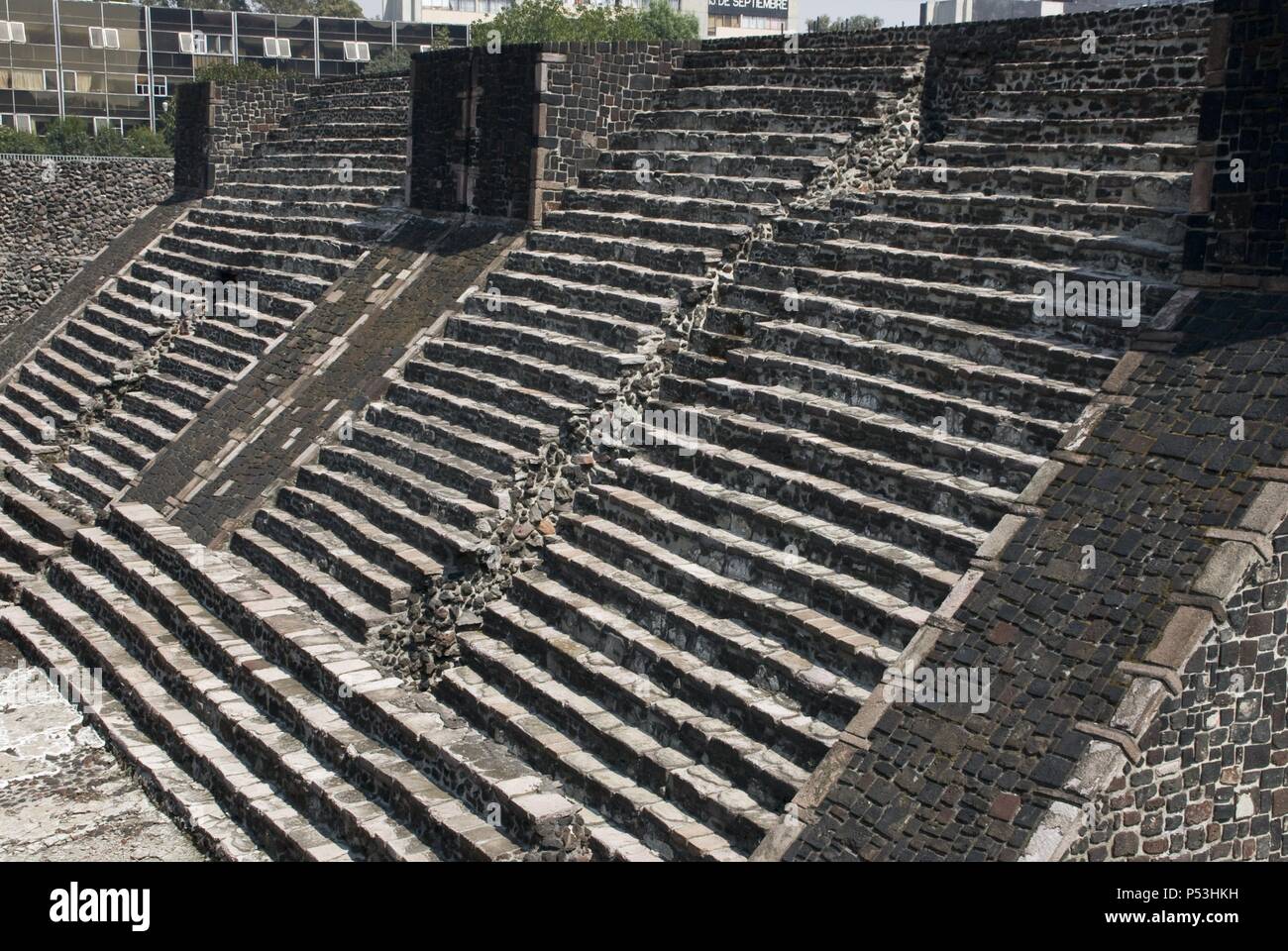 Les Aztèques ruines du Templo Mayor au site archéologique de Tlatelolco ...