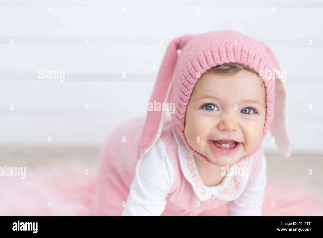 Bebé feliz Banque de photographies et d’images à haute résolution - Alamy