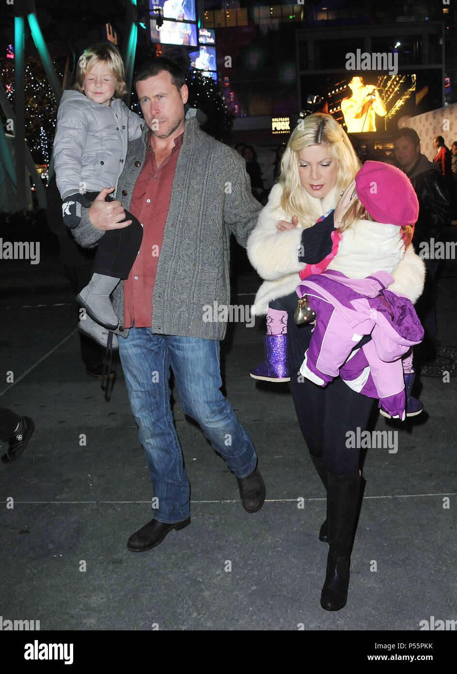 Tori Spelling, mari Dean, pour les enfants à Toy Story 3 sur la glace ...