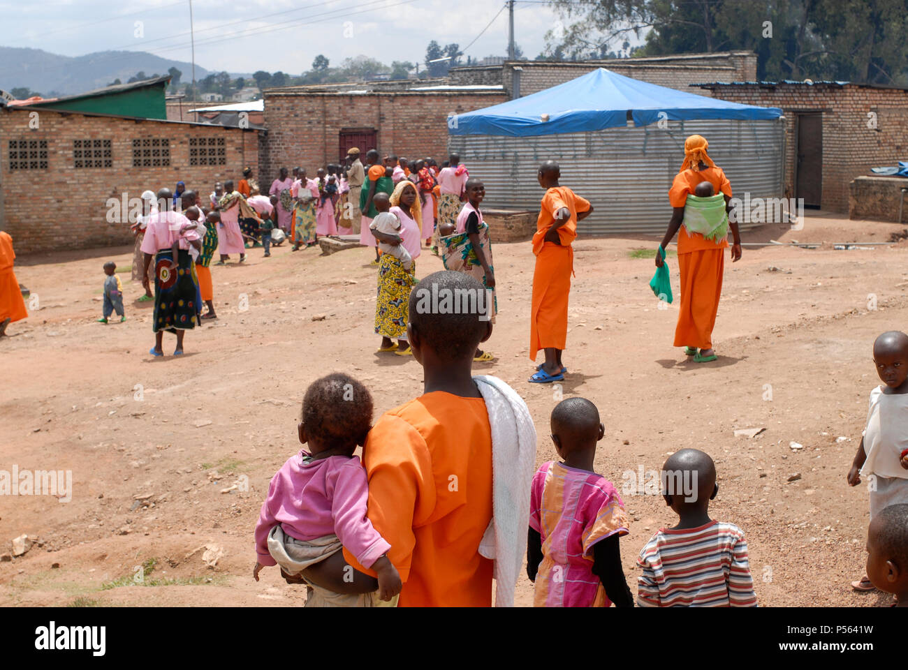 Le RWANDA, Gitarama , prison avec 7500 prisonnier , surtout pour les ...