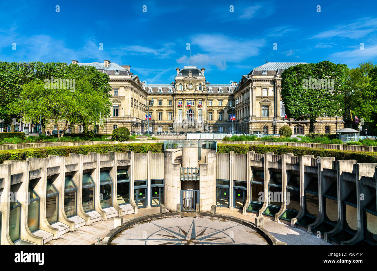 Amphithéâtre et la Préfecture de Lille dans la place de la République ...
