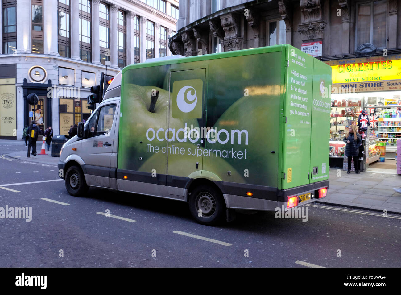 Ocado delivery van Banque de photographies et d’images à haute ...