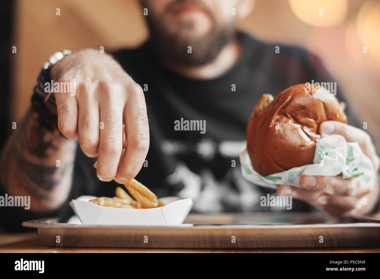 Eating burger Banque de photographies et d’images à haute résolution ...