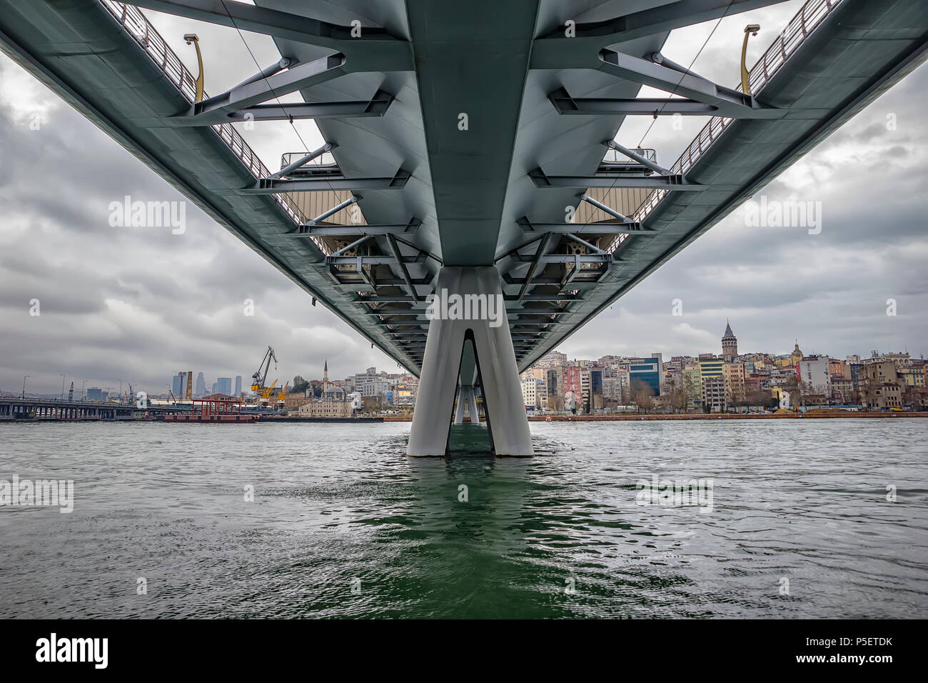 La vue quotidienne du Golden Horn Metro Bridge dans la ville d'Istanbul ...