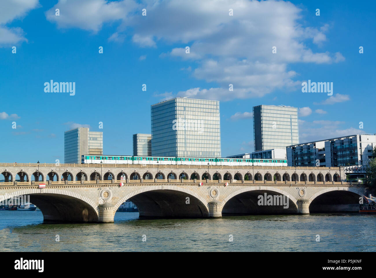 Pont de bercy metro Banque de photographies et d’images à haute ...