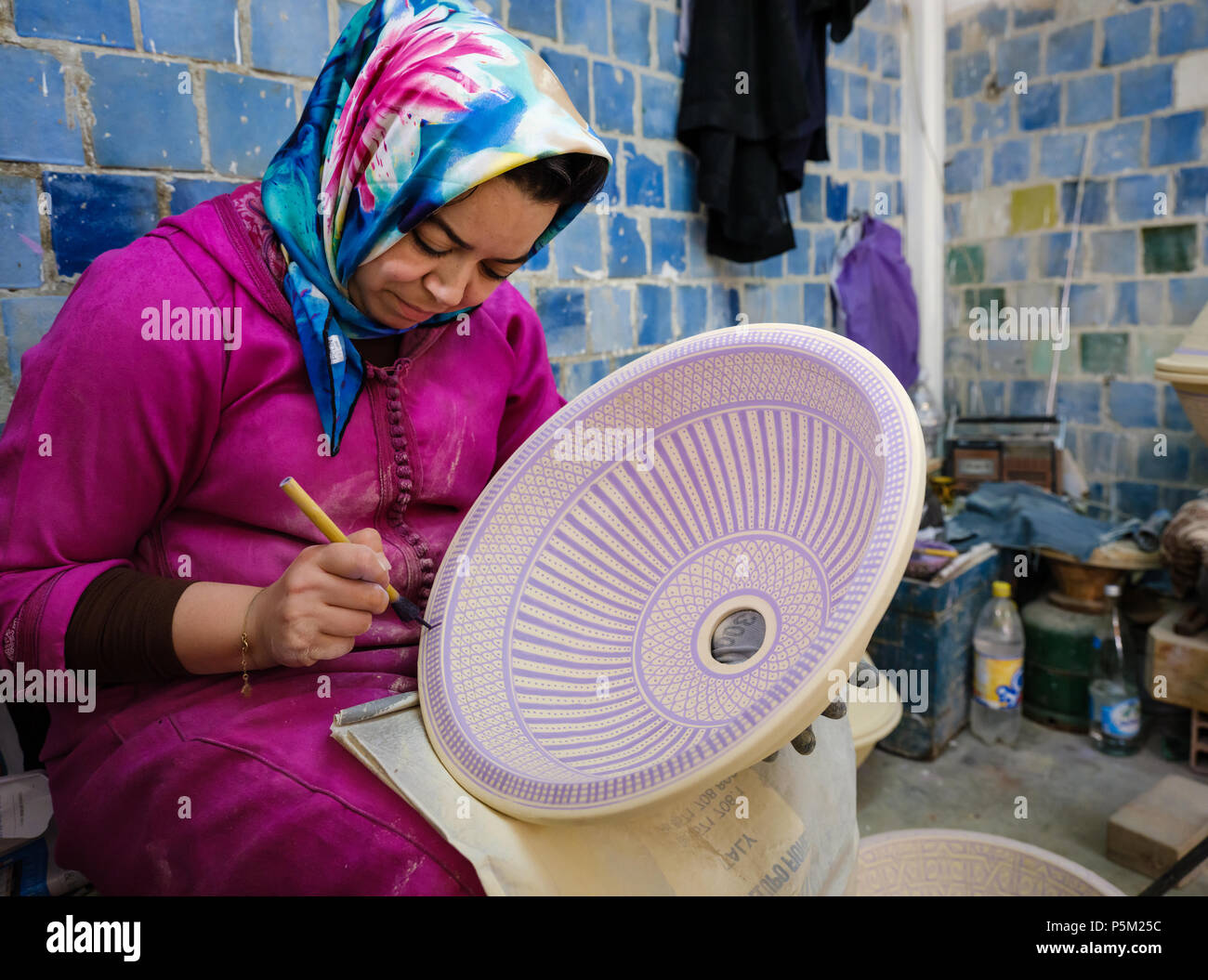 Fes, MAROC - CIRCA AVRIL 2017 : peinture femme artisan marocain une ...