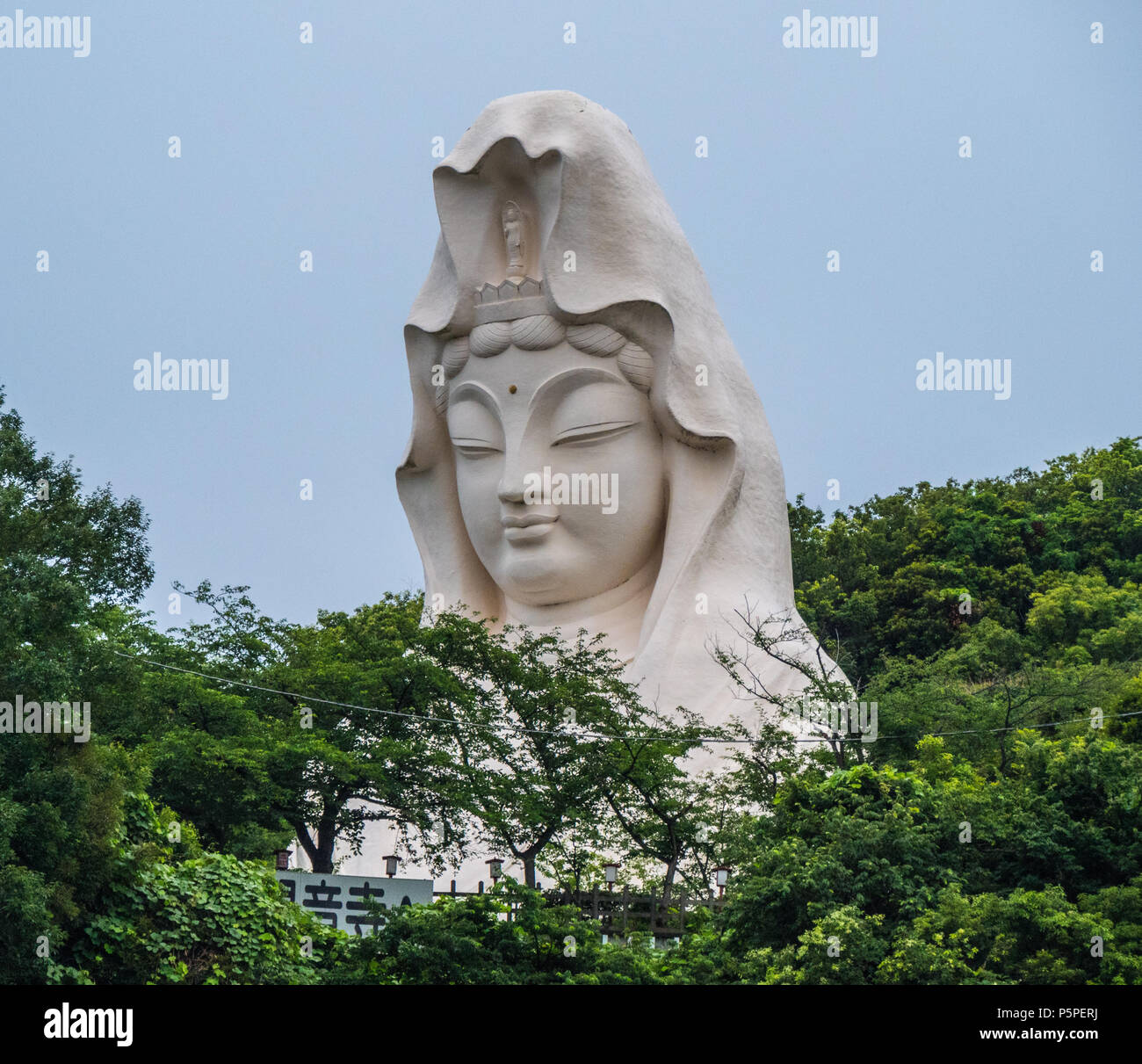 L'immense sculpture d'ofuna kannon sur la colline Banque de ...