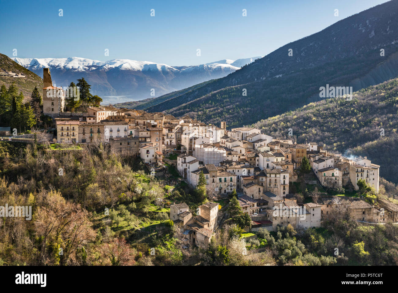 Ville d'Anversa degli Abruzzi, plus de Sagittario gorges dans le massif ...