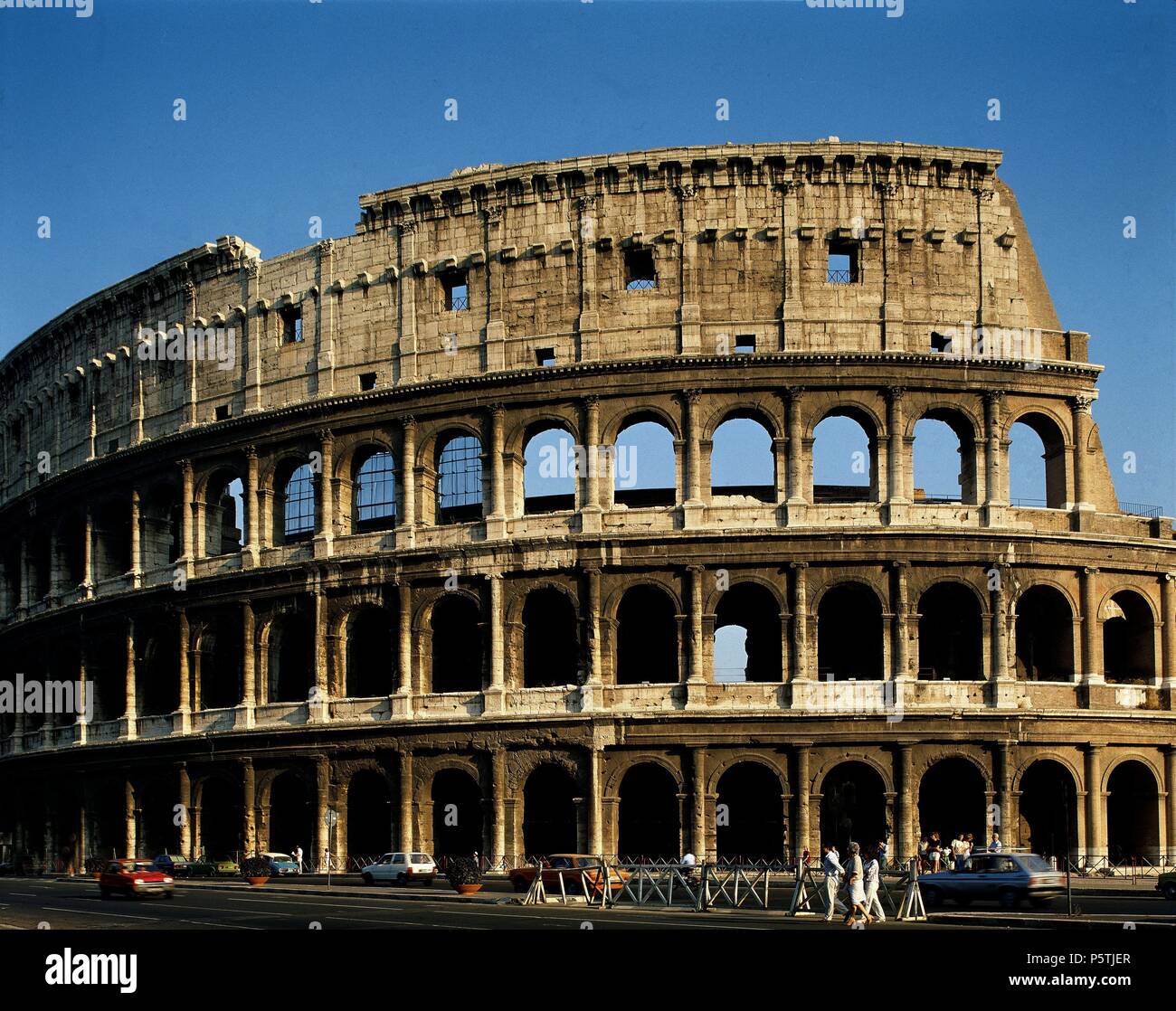 EXTERIOR DEL COLISEO ROMANO CONSTRUIDO EN EL SIGLO I, FACHADA ...