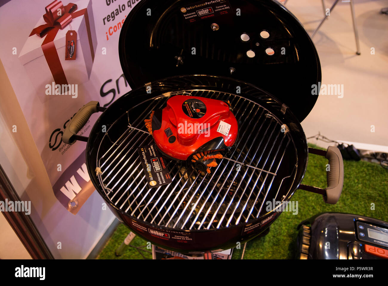 Robot nettoyeur de grill Banque de photographies et d’images à haute ...