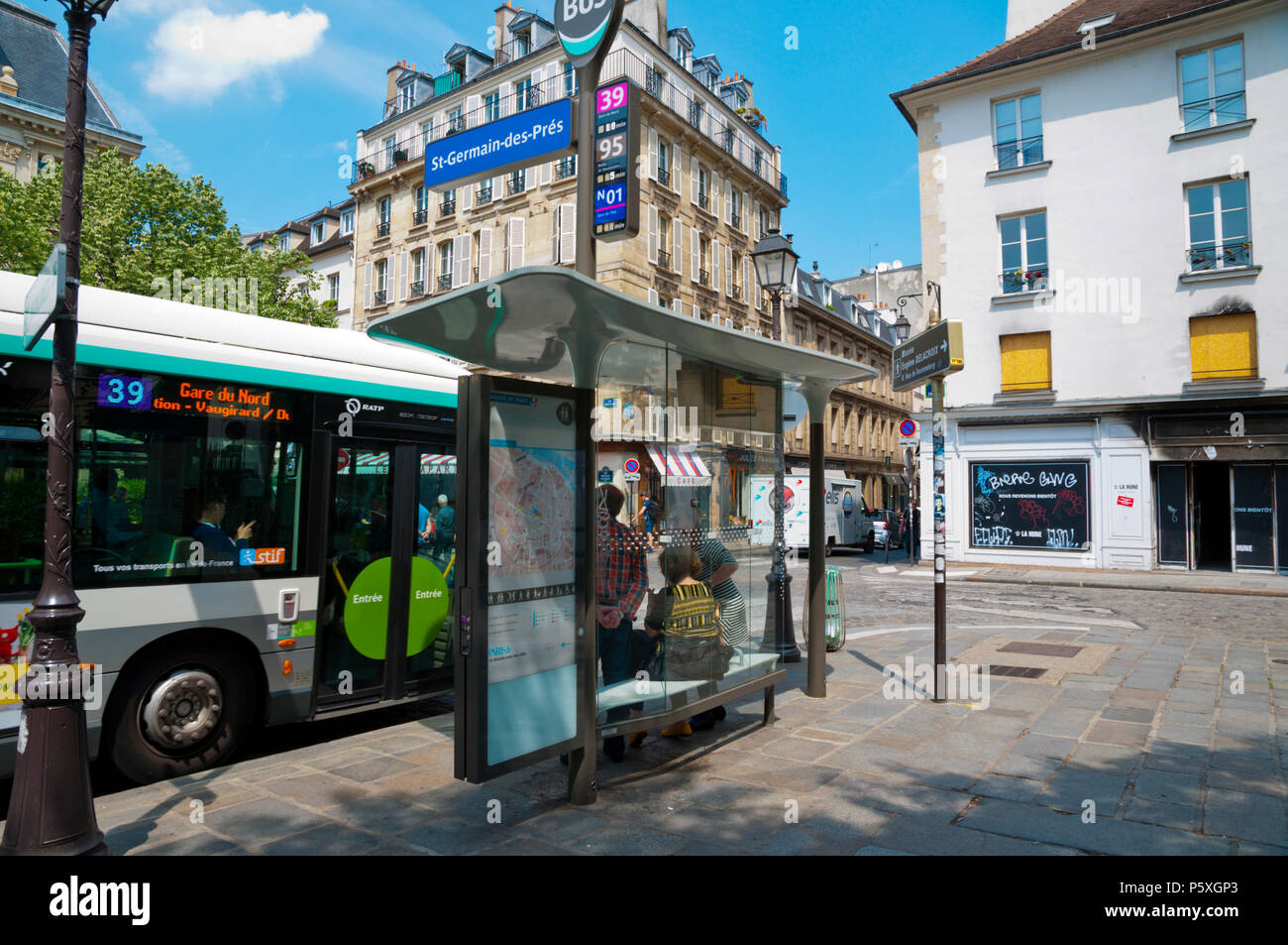 Arrêt de bus de paris Banque de photographies et d’images à haute ...