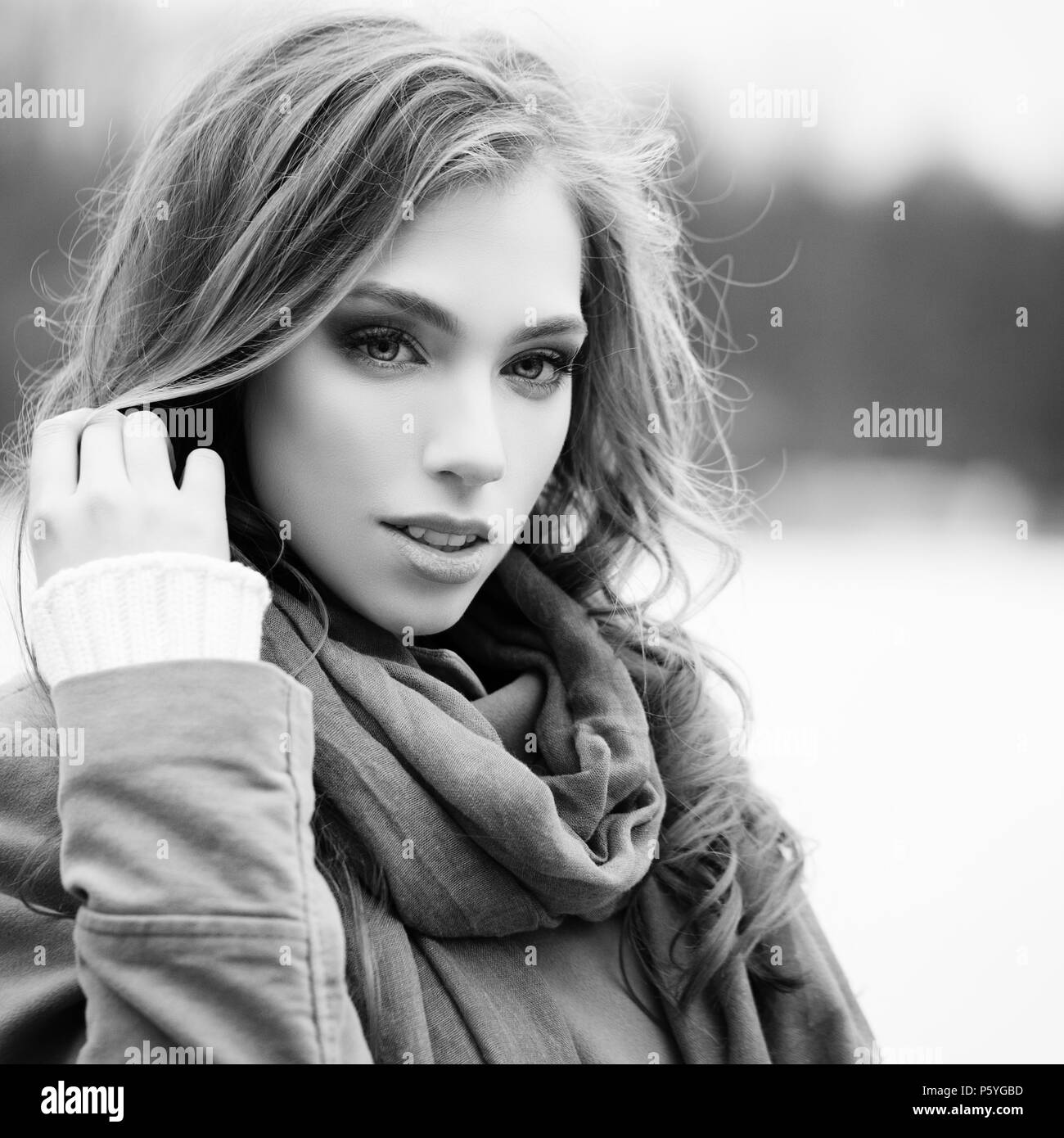 Jolie jeune femme Banque d'images noir et blanc - Alamy