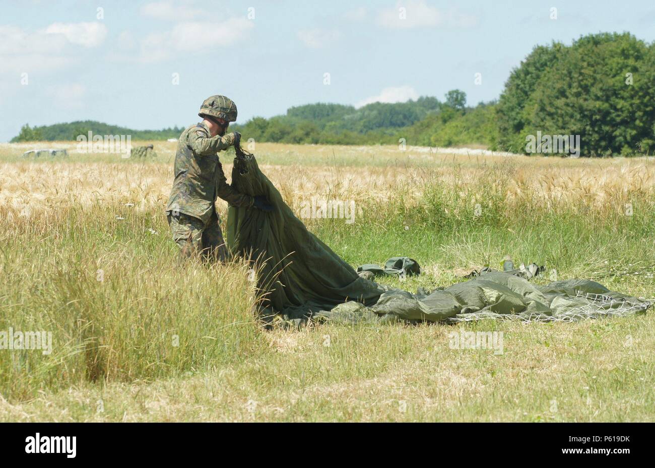 Paratrooper military parachutists Banque de photographies et d’images à ...