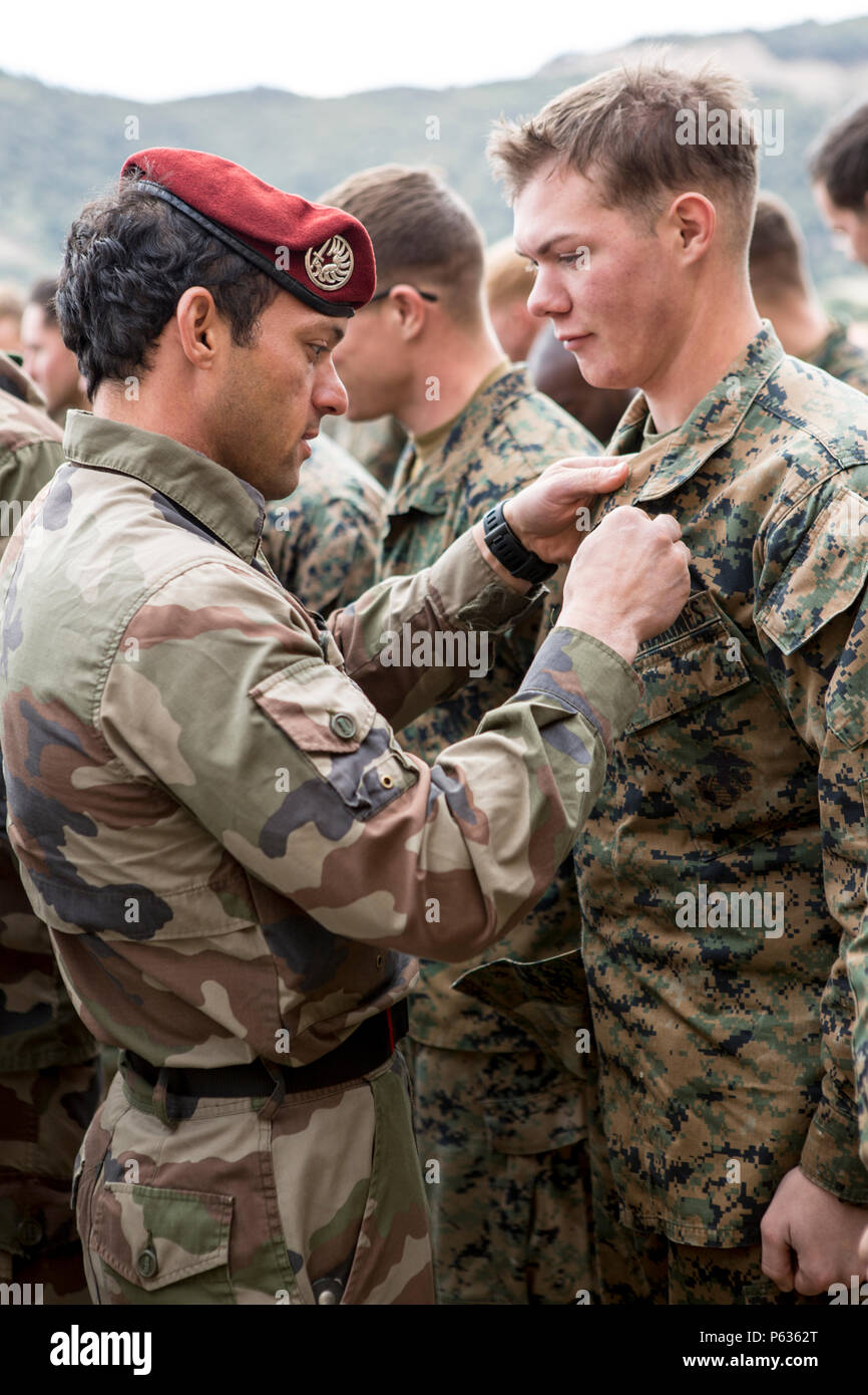 Le sergent commando français. Fred Payet, (à gauche), instructeur d ...