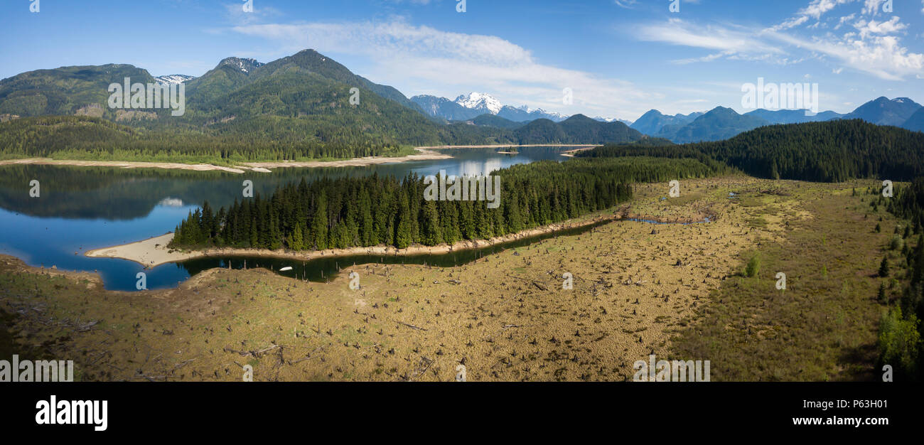 Drone aérien vue paysage de la belle nature canadienne pendant un matin ...