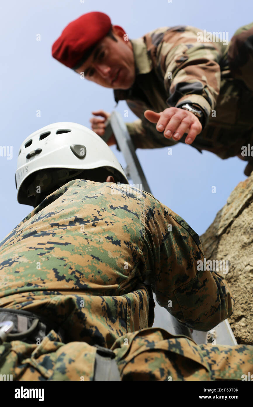 Le Lieutenant Commando français Rodolphe Blanchet, (à droite), avec l ...