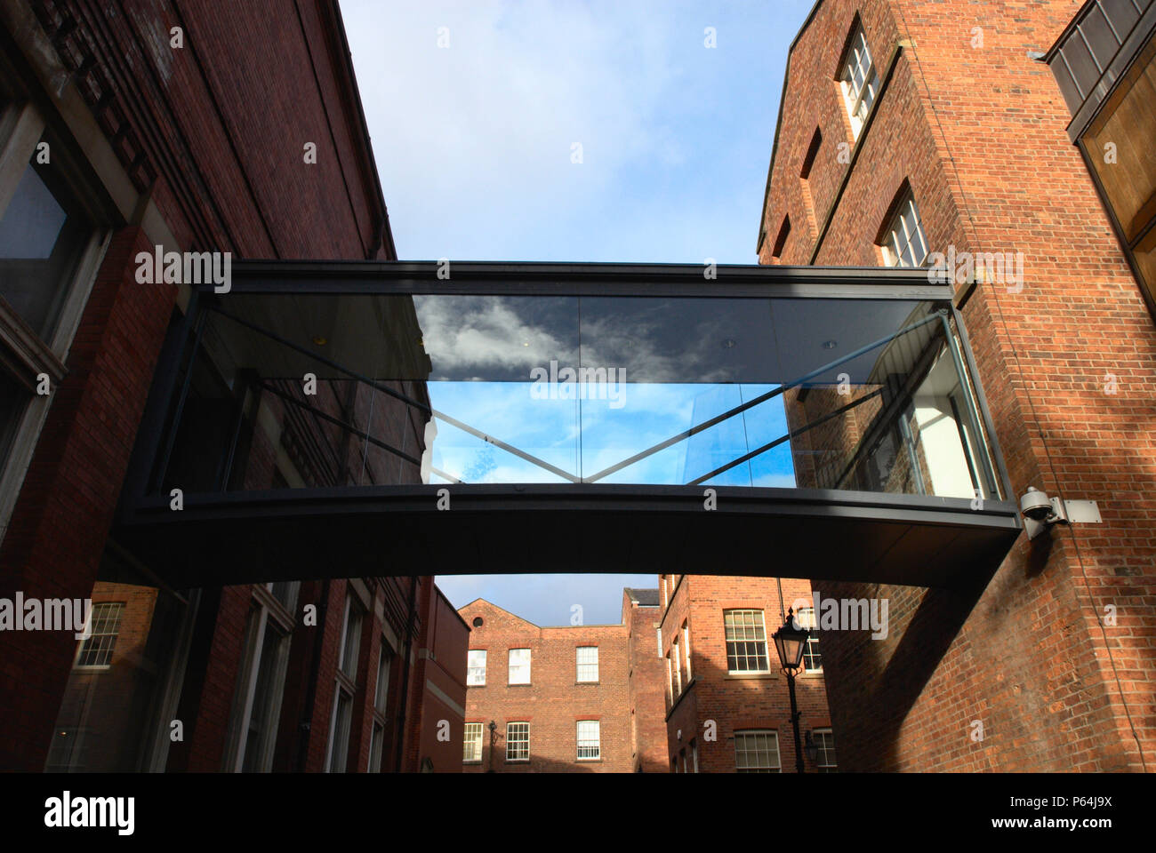 Passerelle surélevée entre deux bâtiments Photo Stock - Alamy