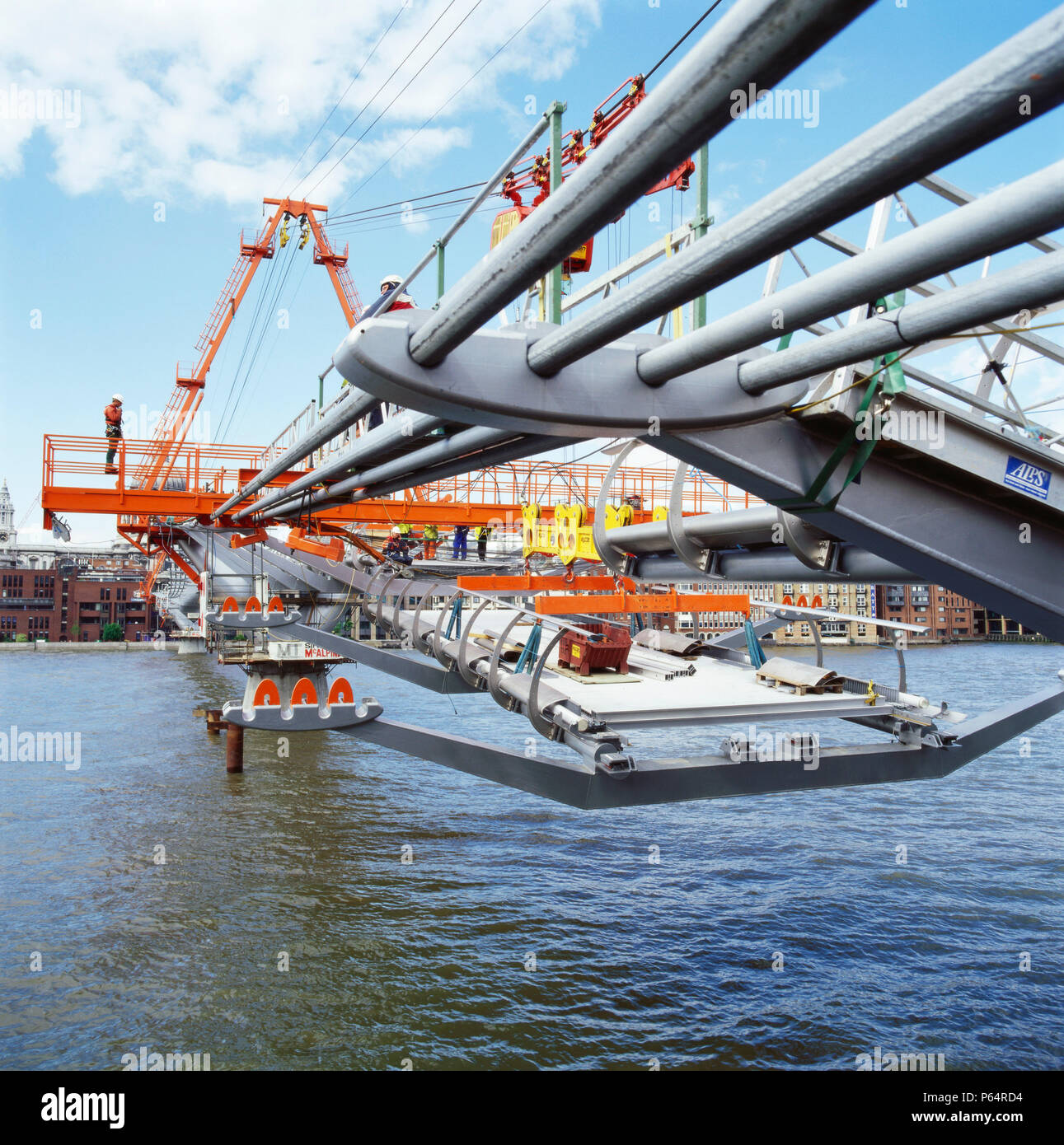 Barge fluviale la prestation de sections du pont lors de la ...