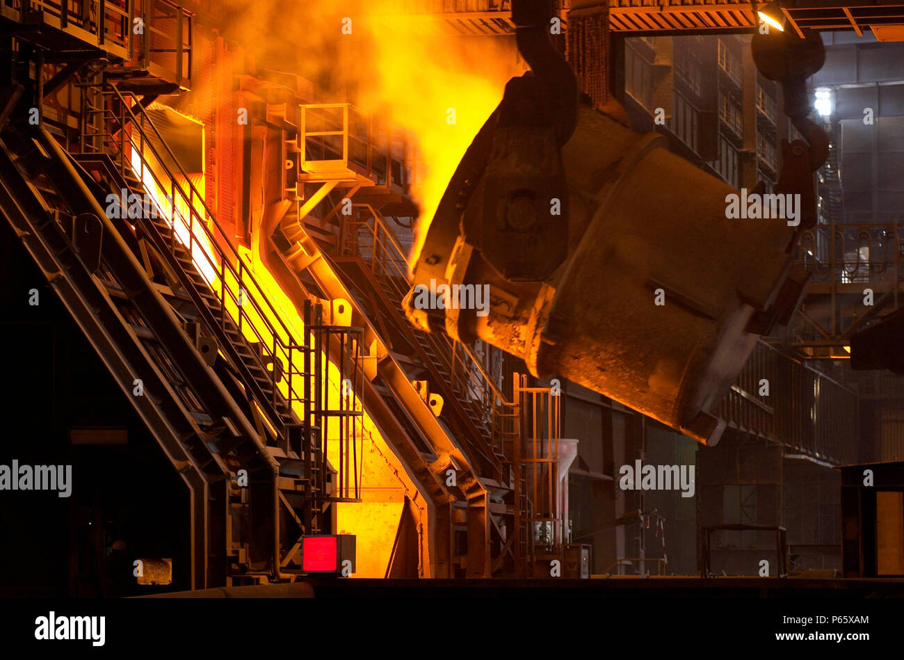 La chaleur et le four de l'usine d'acier Banque d'image et photos - Alamy