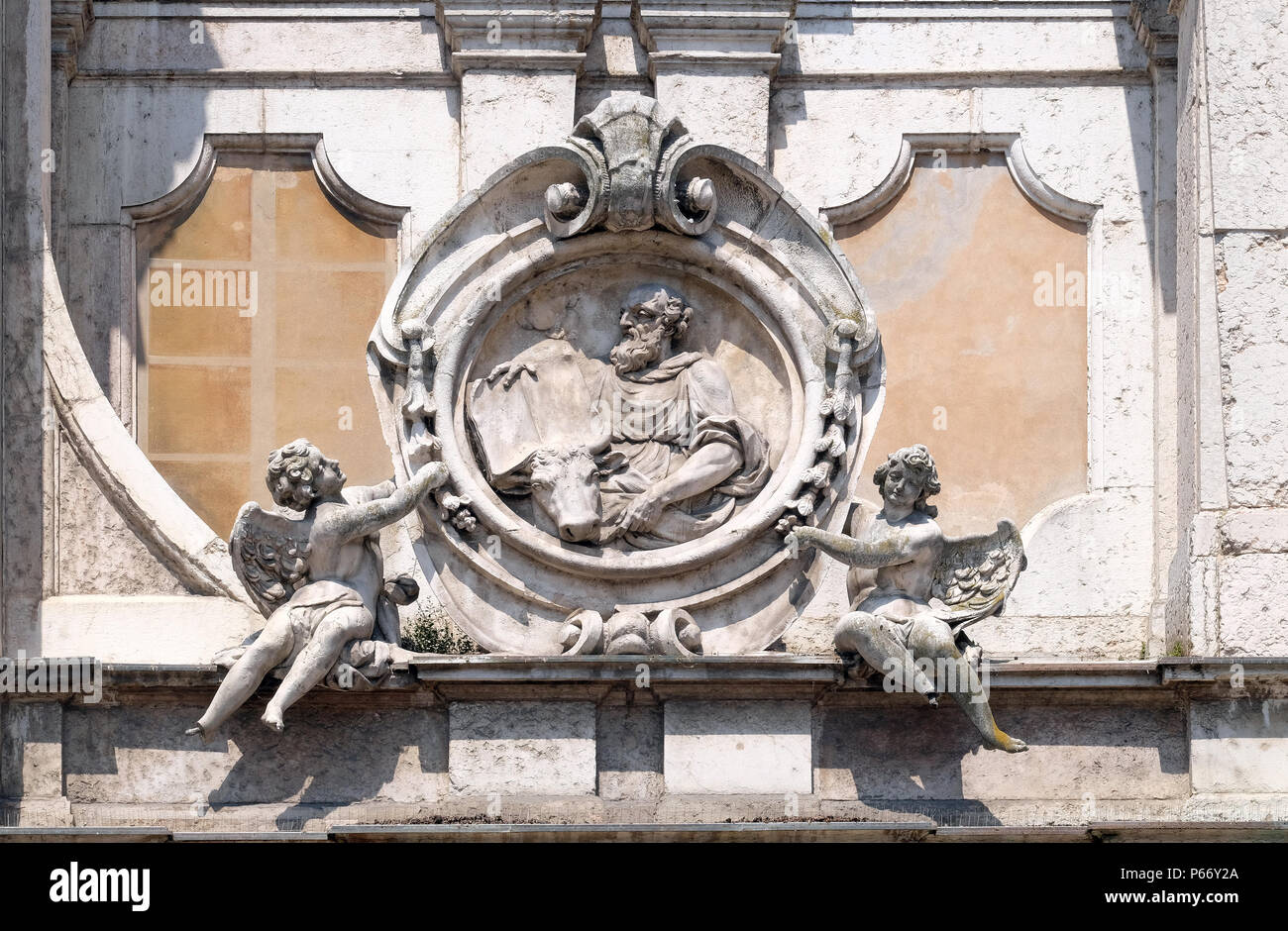 L'évangéliste Saint Luc, statue sur la façade de la cathédrale de ...