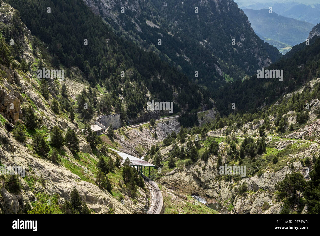 Le cremellera la voie du train à crémaillère et pignon lorsqu'il passe ...
