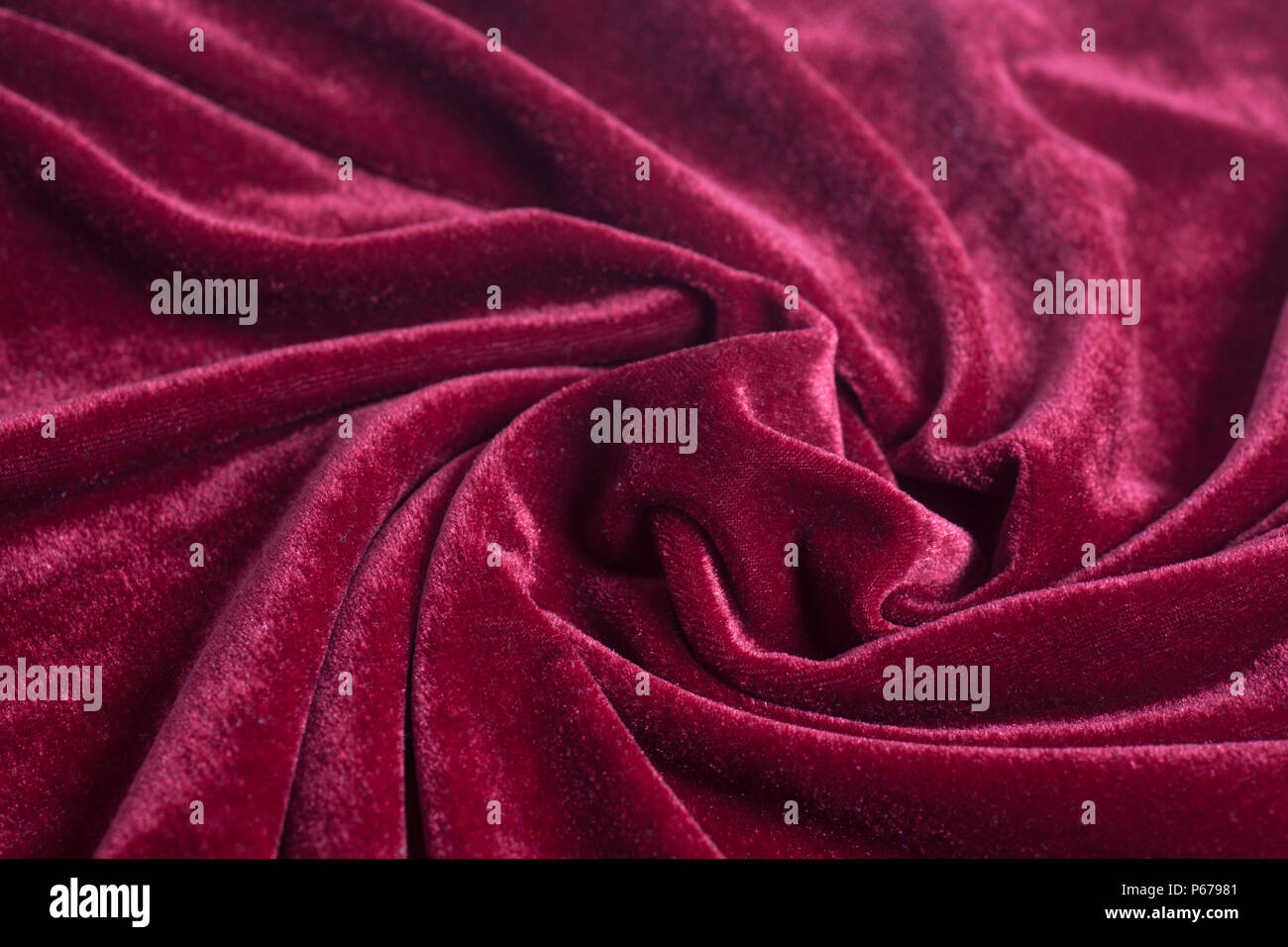 Tissu drapé rouge Banque de photographies et d’images à haute ...