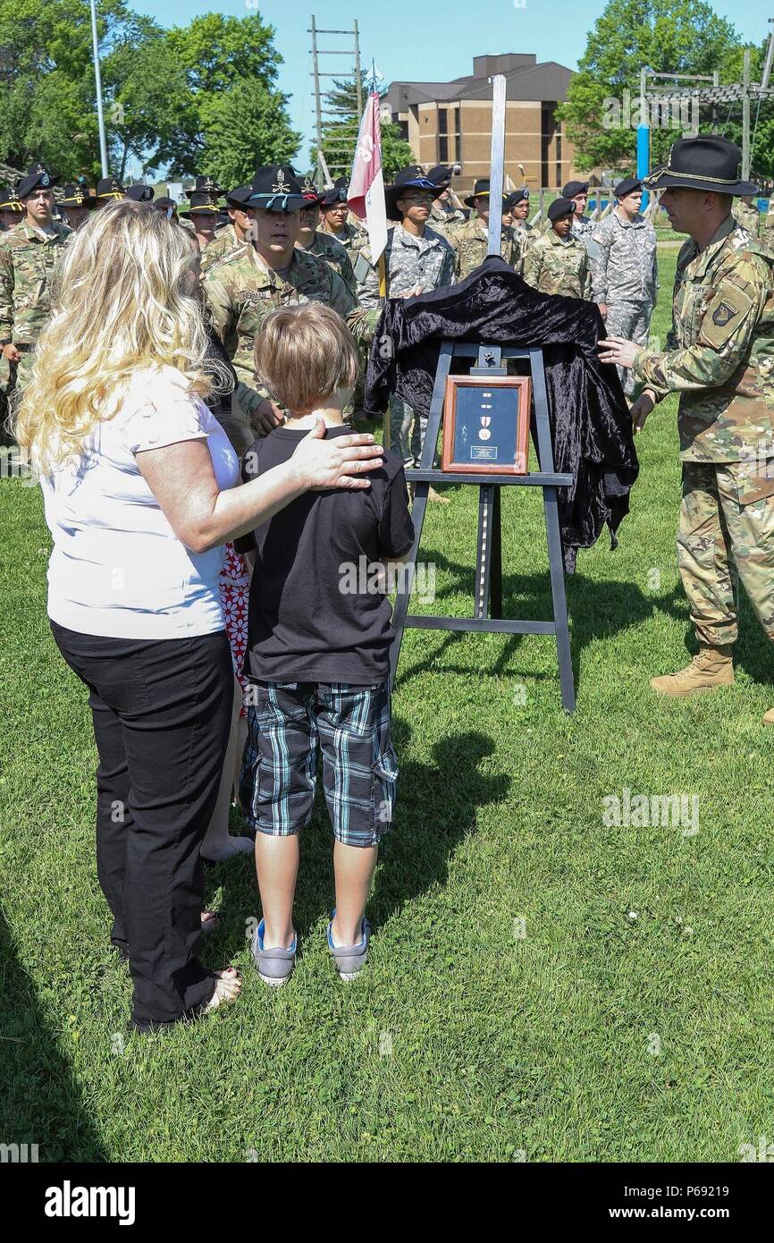 Le lieutenant-Colonel Nathan Springer, commandant du 1er Escadron, 32e ...
