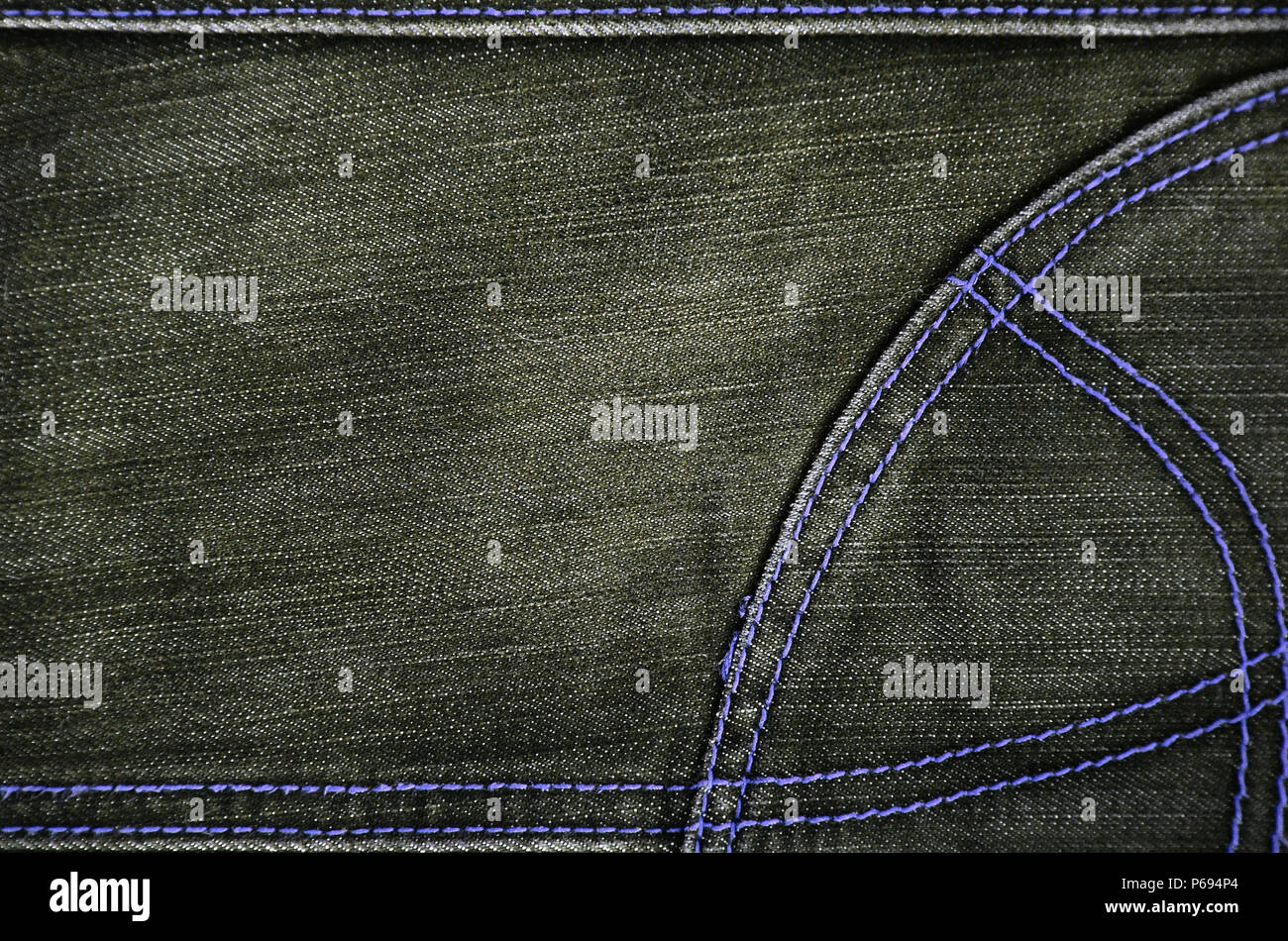 La texture de denim en tonalité monochrome classique avec des coutures ...