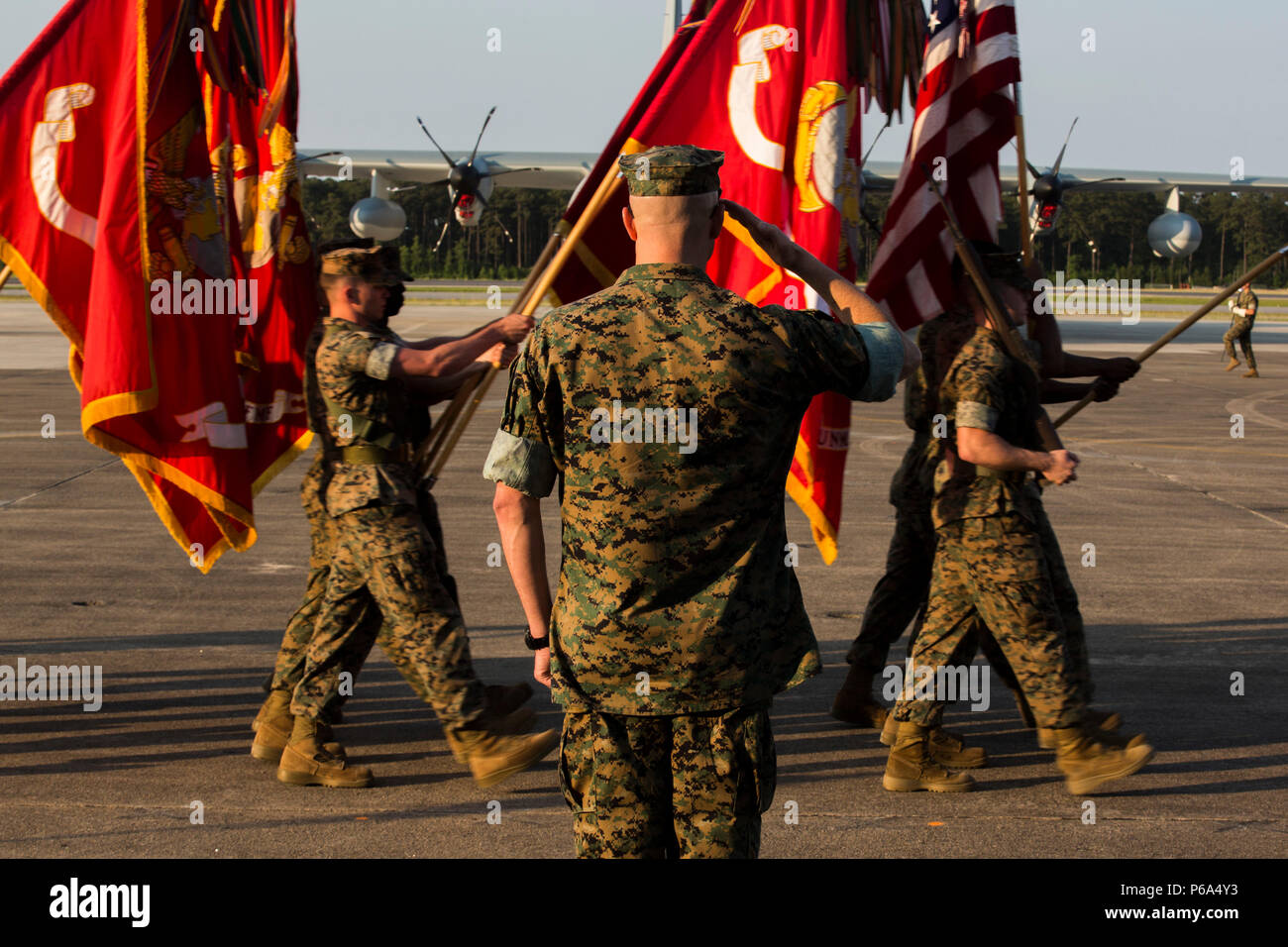 Le colonel du Corps des Marines américain Thomas D. Gore, le commandant ...