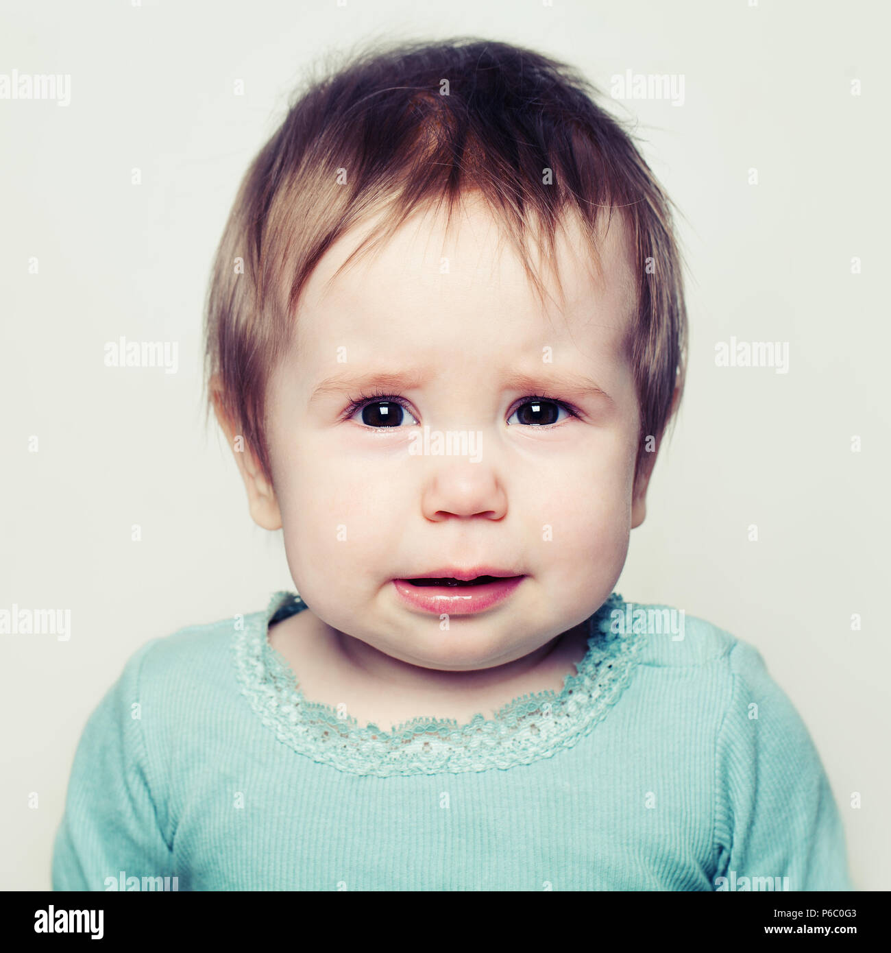 Enfant qui pleure Banque de photographies et d’images à haute ...