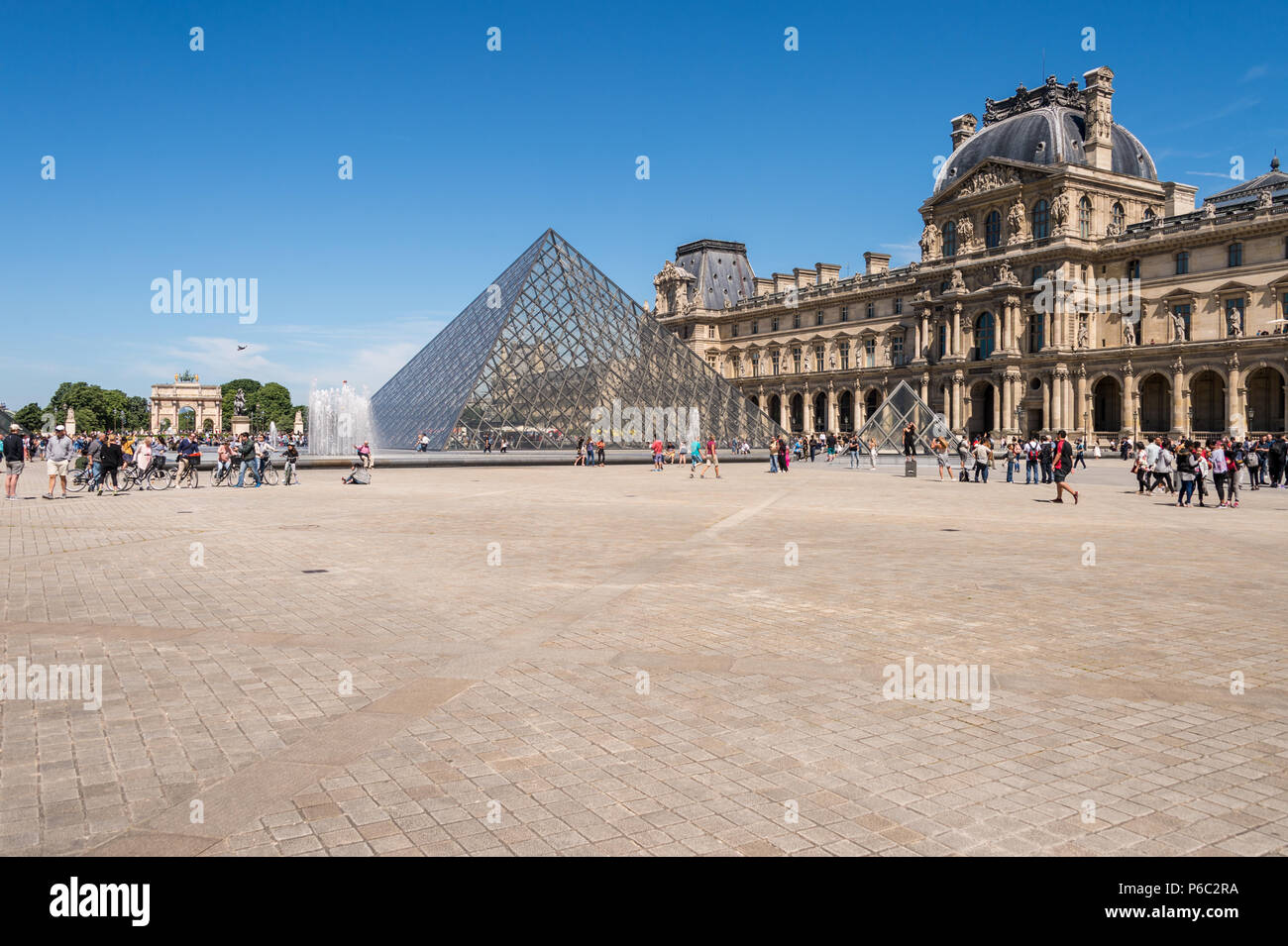 Louvre Pyramide Pyramide Du Louvre Banque d'image et photos - Alamy