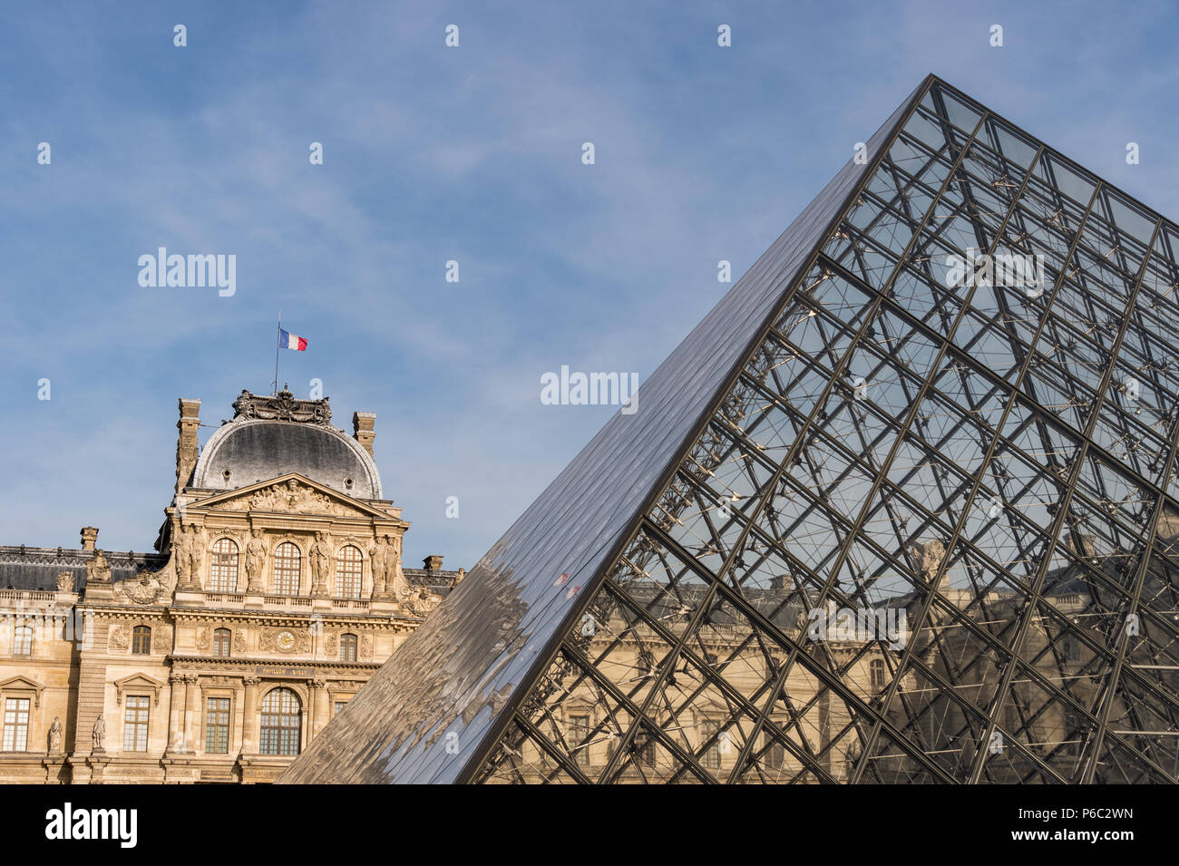 Louvre pyramide pyramide du louvre Banque de photographies et d’images ...