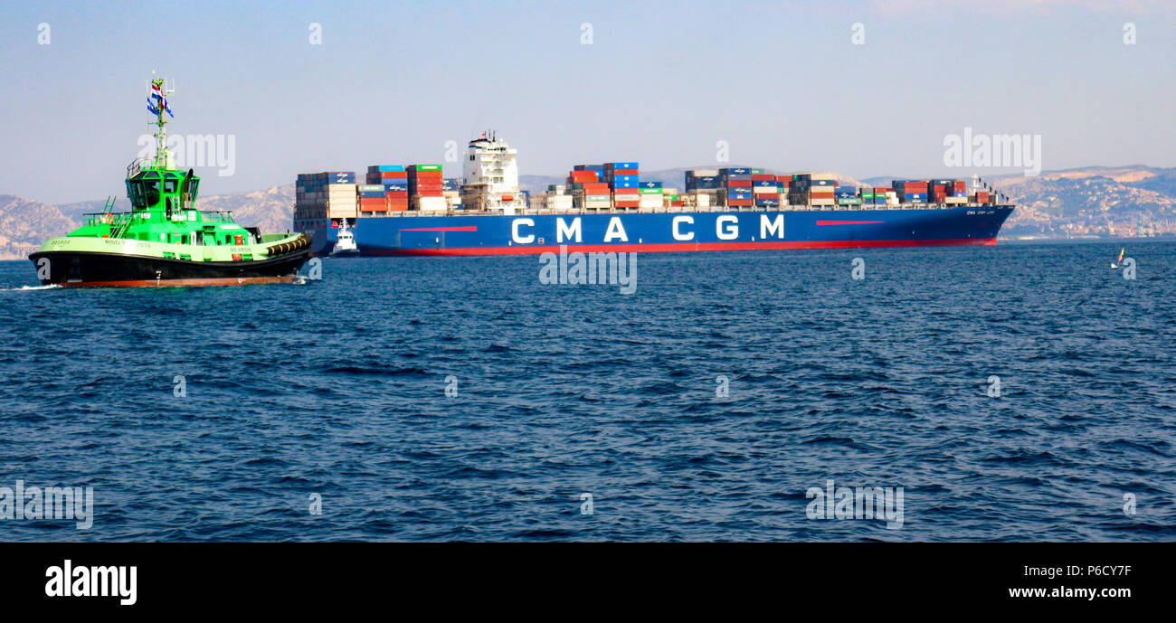 Bateau pousseur conteneur Banque de photographies et d’images à haute ...