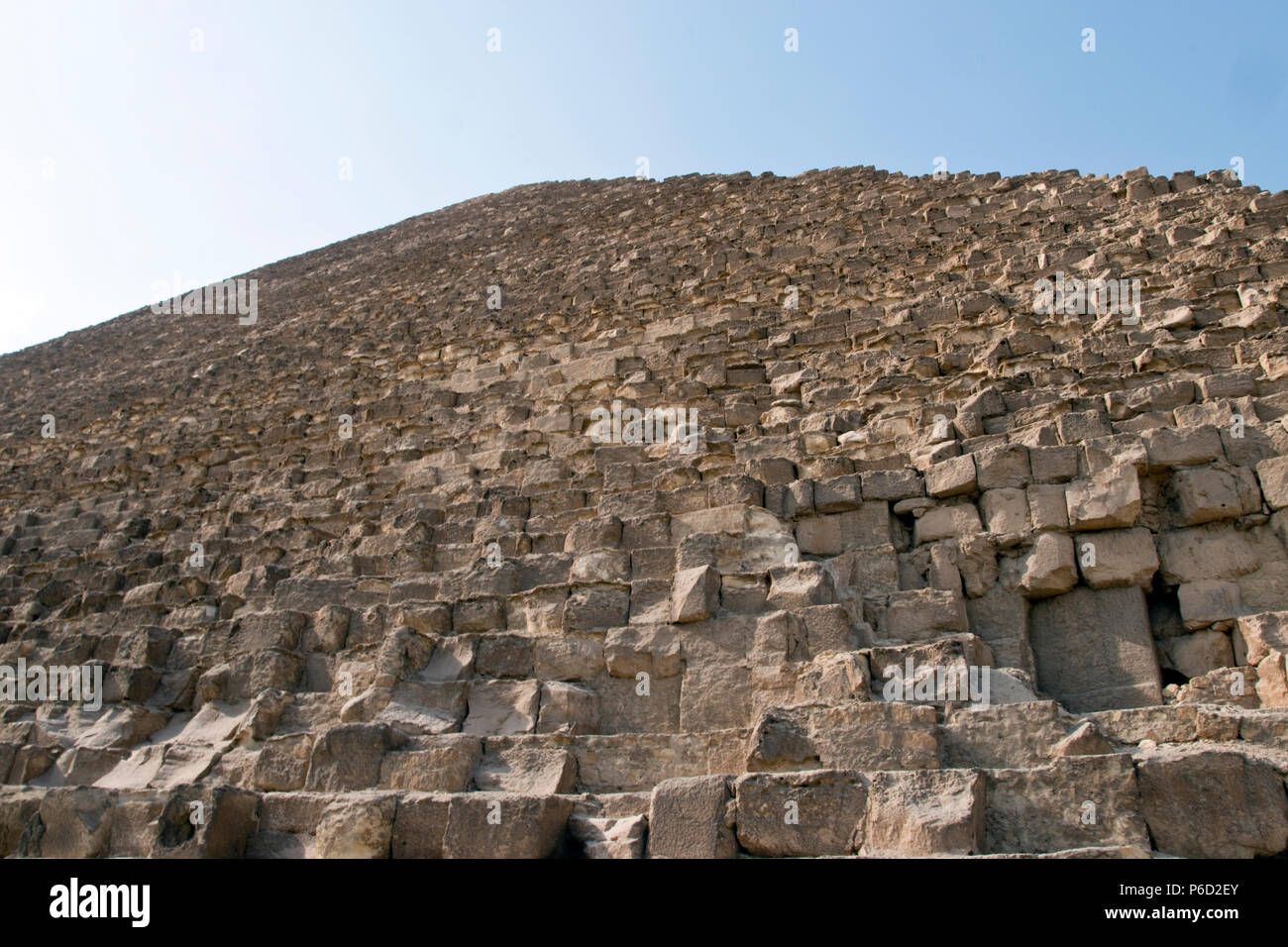 Environ 2,3 millions de blocs de calcaire forment la grande pyramide de ...
