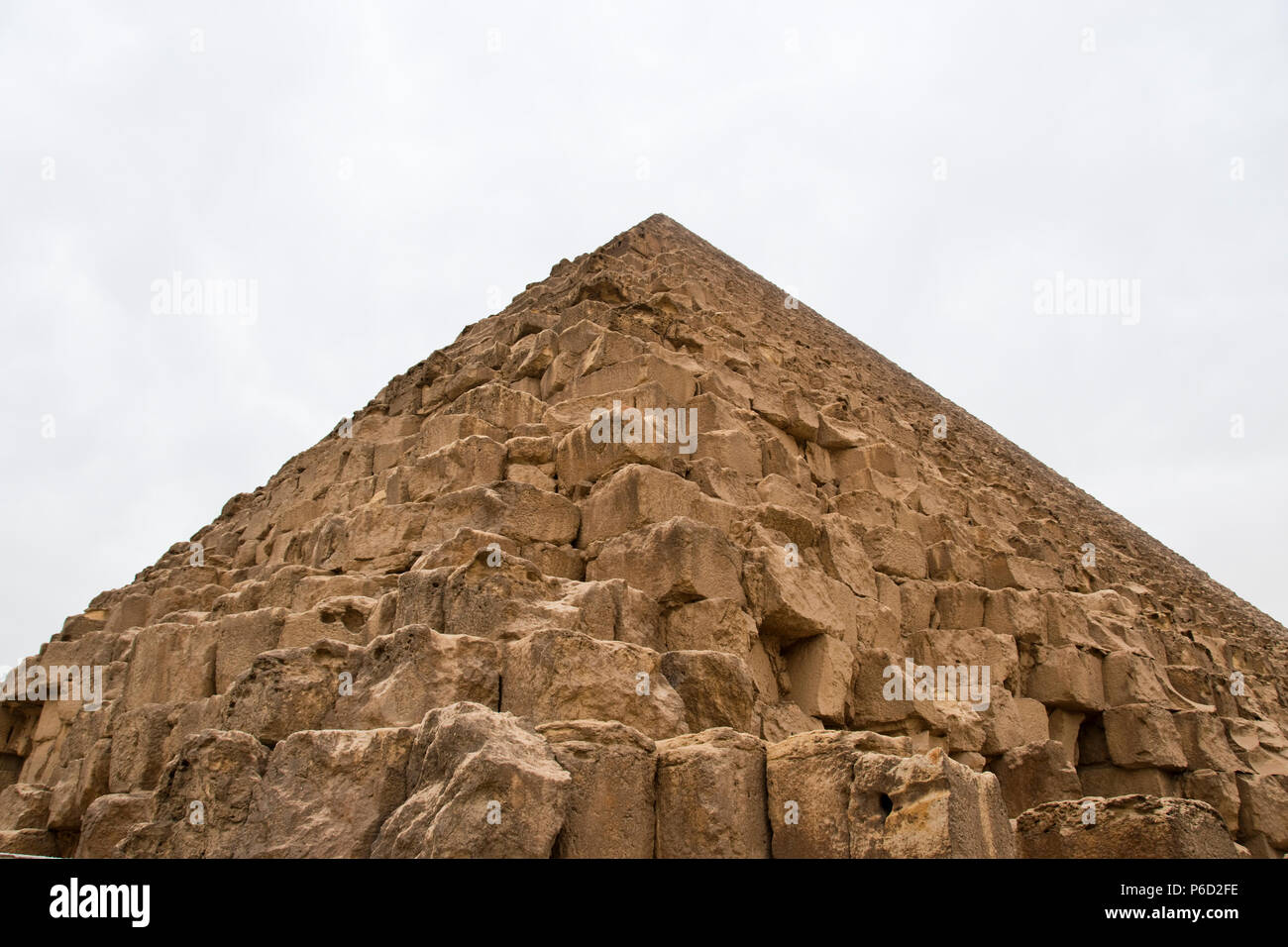 Environ 2,3 millions de blocs de calcaire forment la grande pyramide de ...