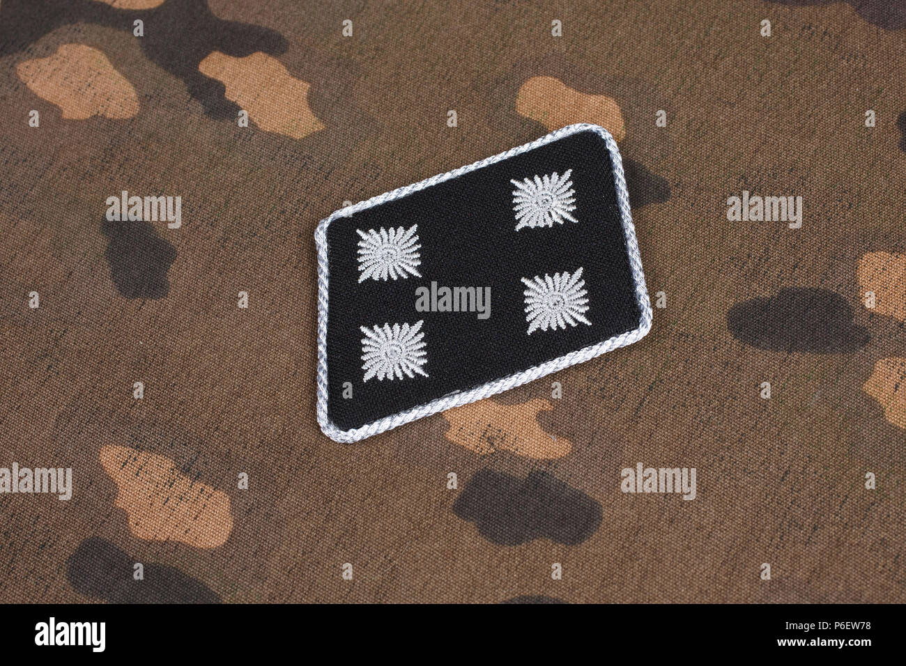 WW2 Waffen-SS insignes militaires sur fond uniforme de camouflage SS ...