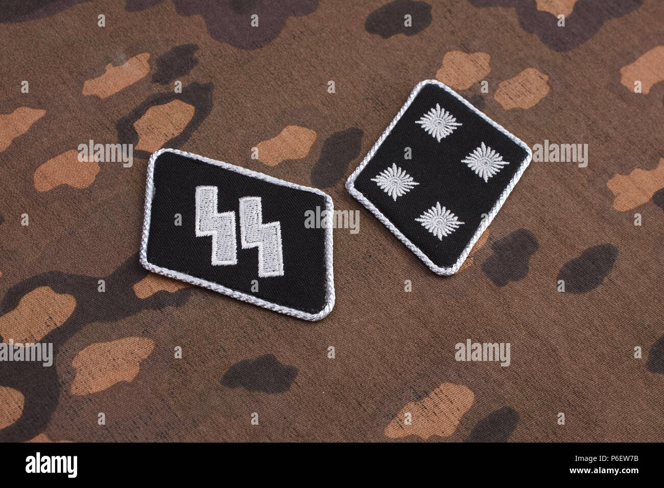 WW2 Waffen-SS insignes militaires sur fond uniforme de camouflage SS ...