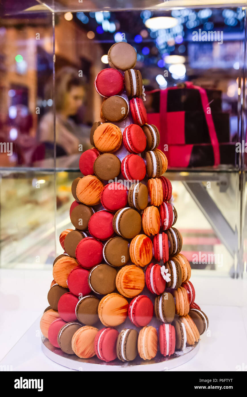 Tour de macarons, pyramide - Assortiment de macarons colorés pour la ...