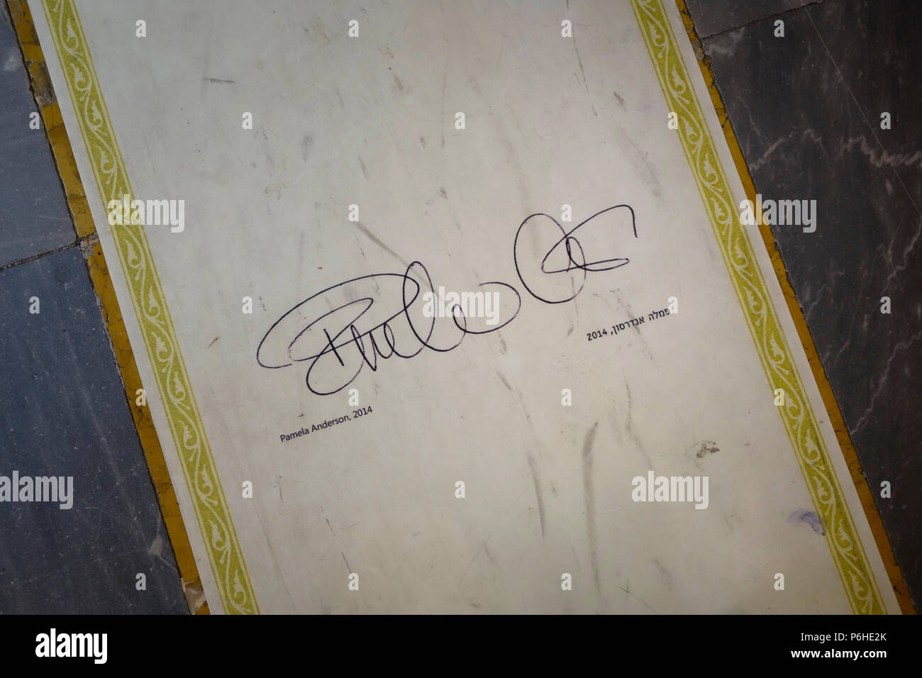 Pamela Anderson sur la reproduction de la signature de l'allée du hall ...