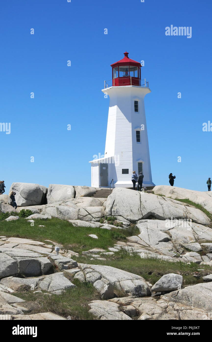Le phare rouge et blanc sur un affleurement de rochers de granit à ...
