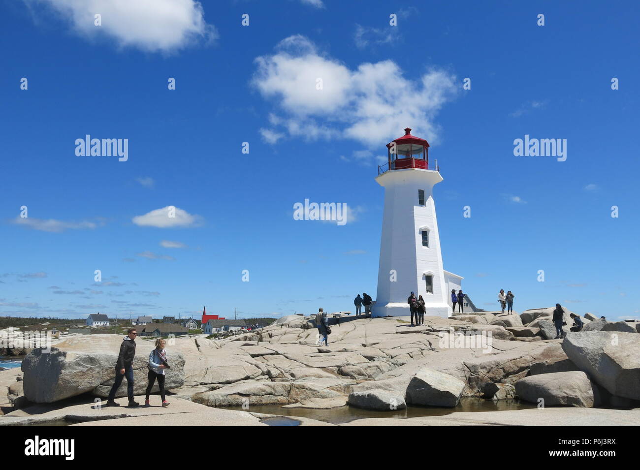 Le phare rouge et blanc sur un affleurement de rochers de granit à ...